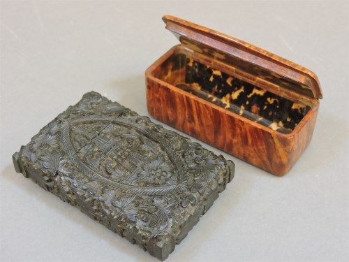 Lot 141 - A 19th century tortoiseshell lined snuff box