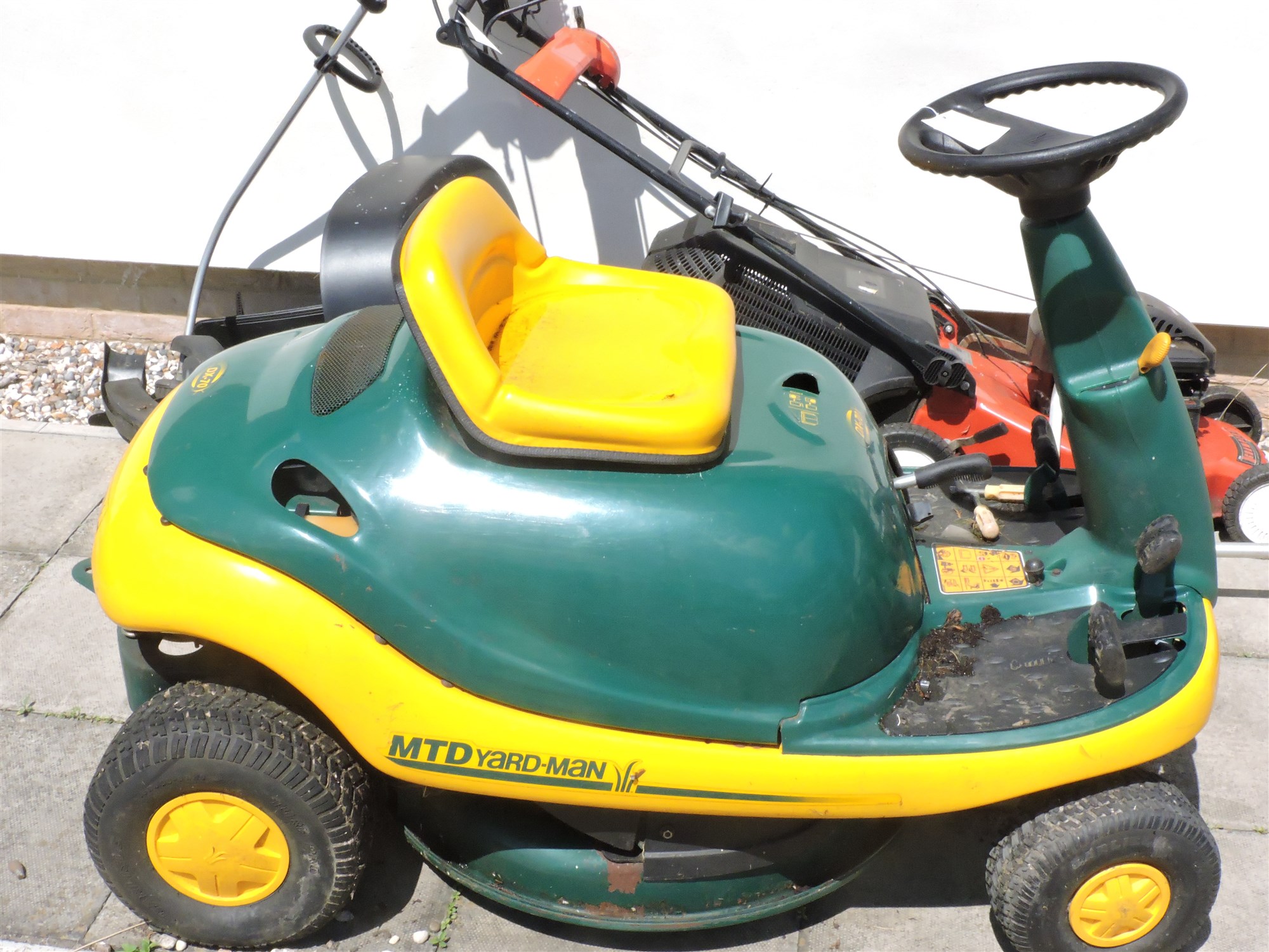 Lot 559 - An MTD 'Yardman' DX70 electric ride on mower