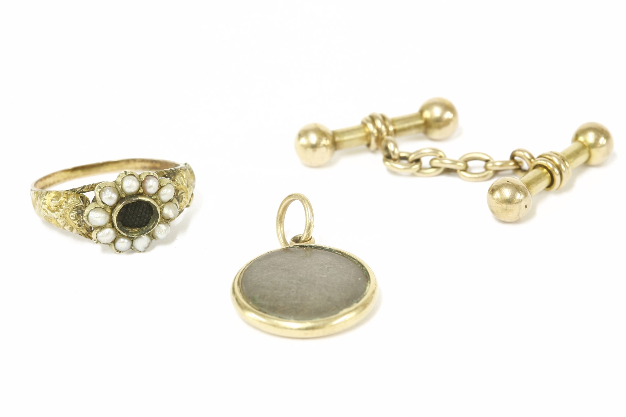 Lot 101 - A single gold dumbbell chain link cufflink