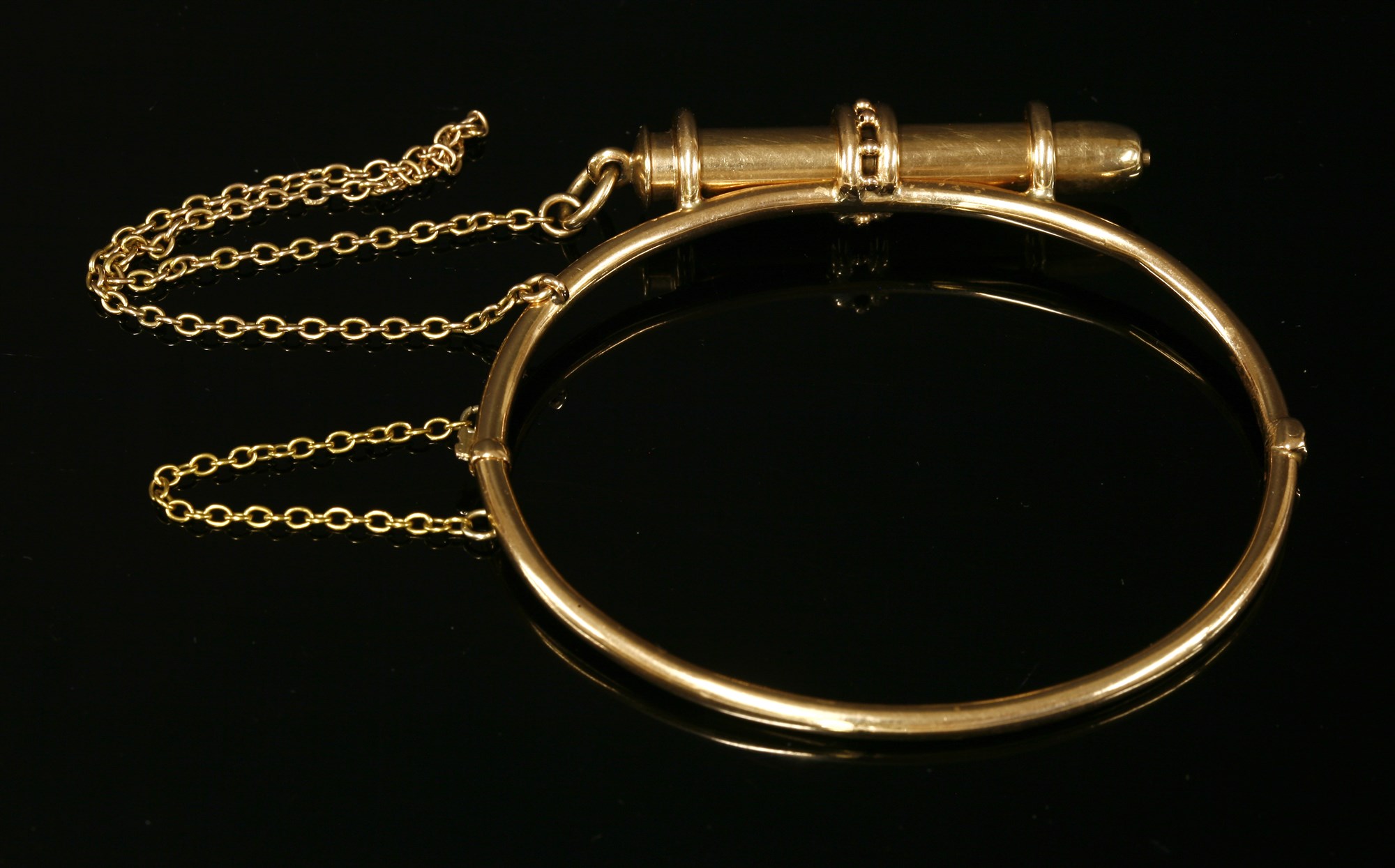 Lot 76 - A 9ct gold pencil bangle