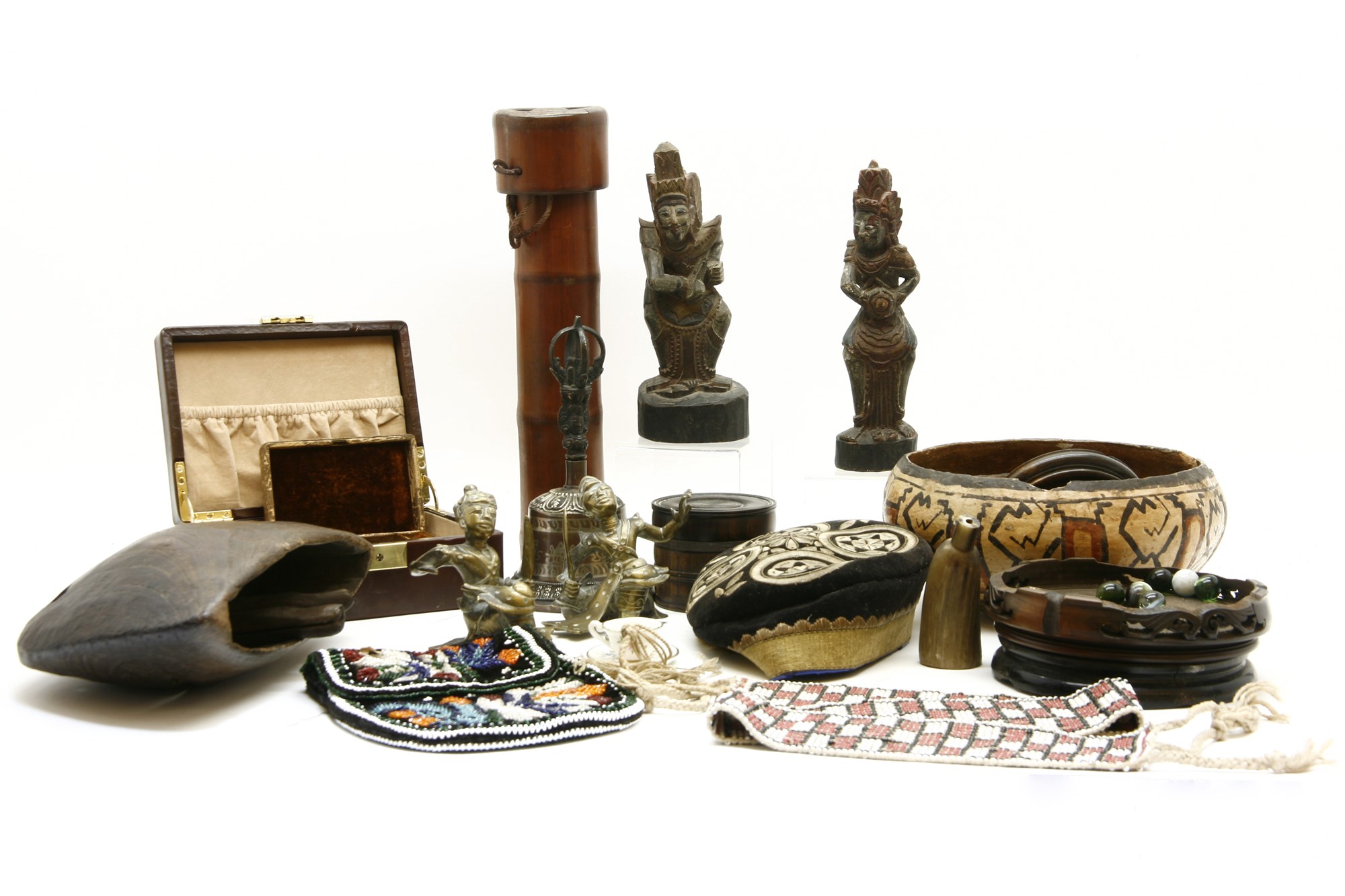 Lot 203 - A quantity of ethnographic items to include