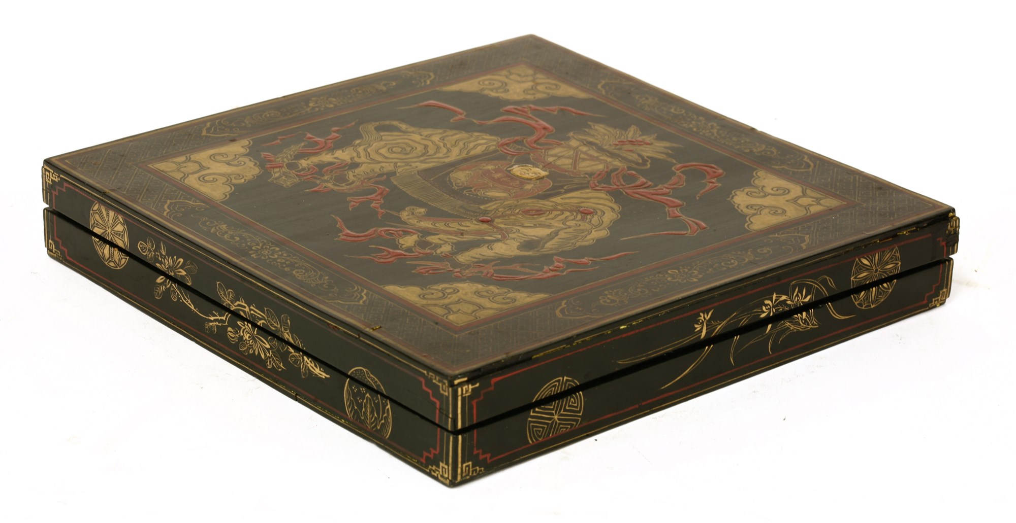Lot 88 - A Chinese compartment box of famille rose 'wu