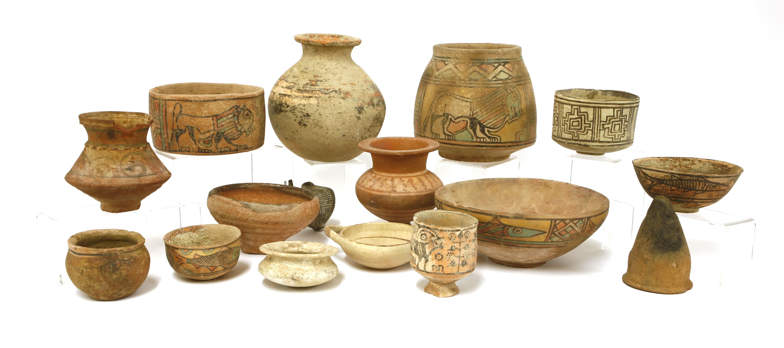 Lot 520 - Sixteen various clay vessels,