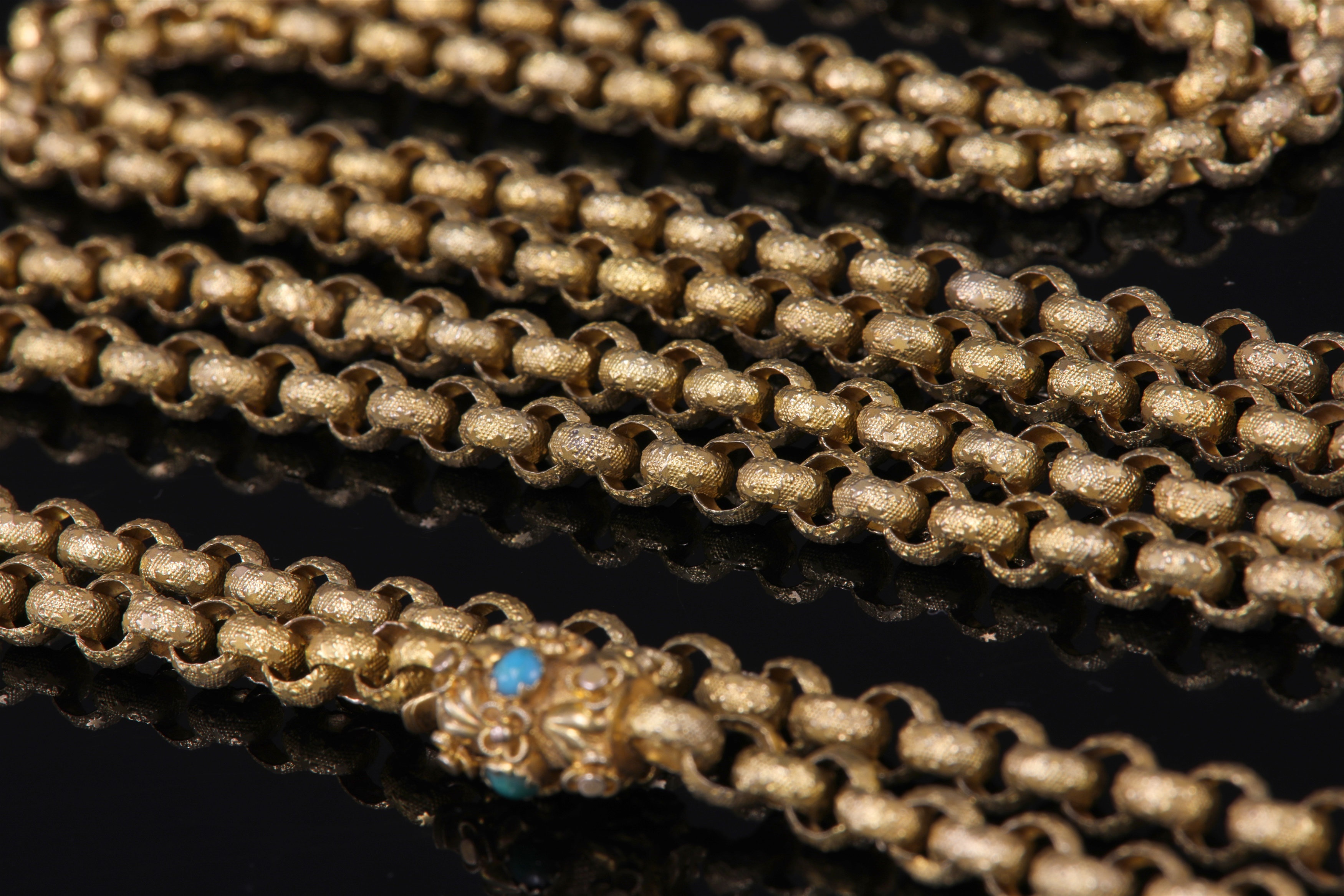 Lot 1 - A late Georgian or Regency gold long chain,