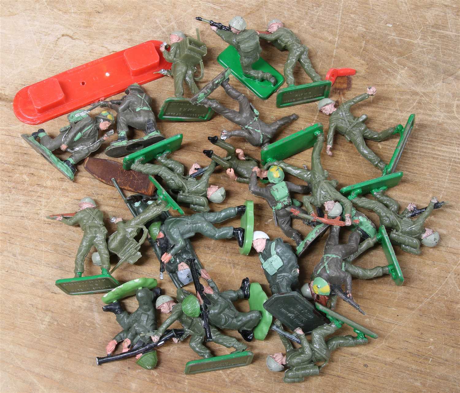 Lot 1185 - Box of plastic toy soldiers by Airfix,