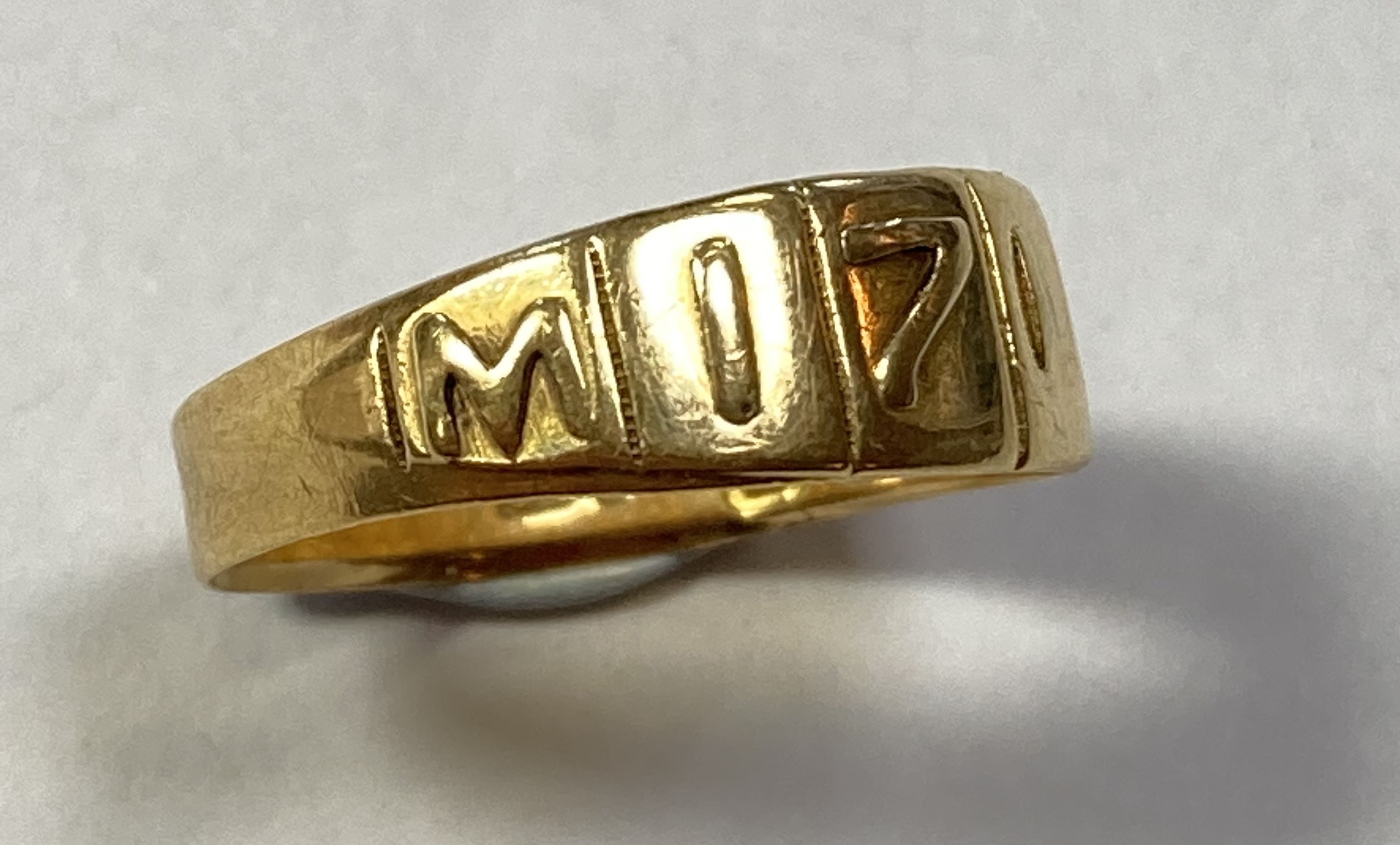 Lot 5 - A Victorian 18ct gold Mizpah ring,