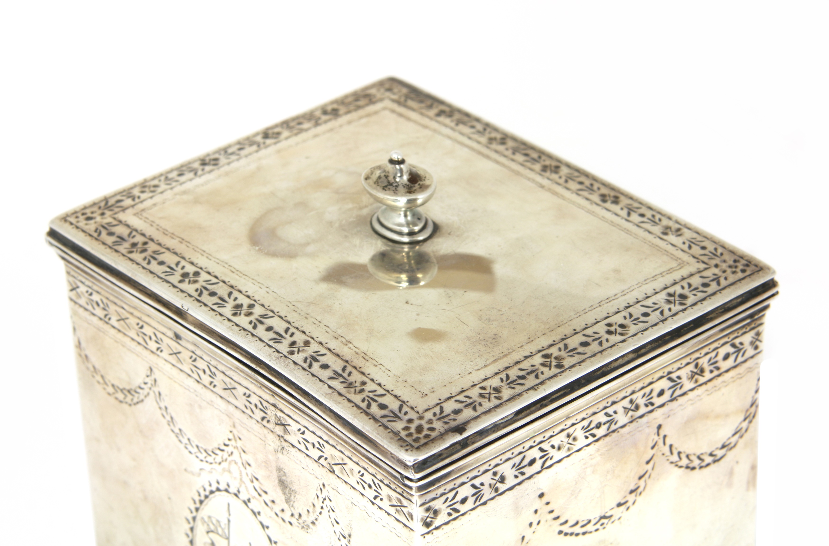 Lot 19 - A George III silver tea caddy,