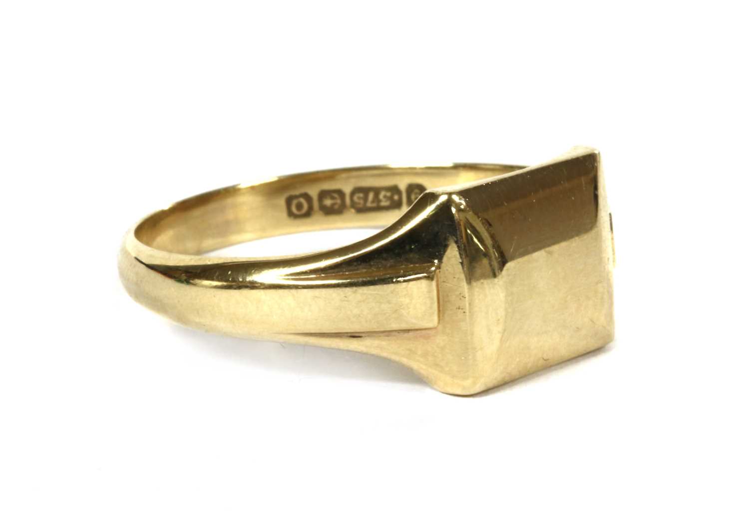 Lot 450 - A 9ct gold signet ring, by Henry Griffith