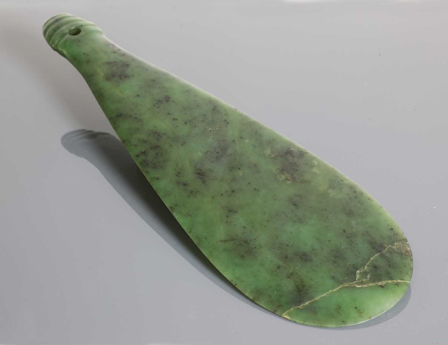 Lot 905 - A Maori mere pounamu hand club