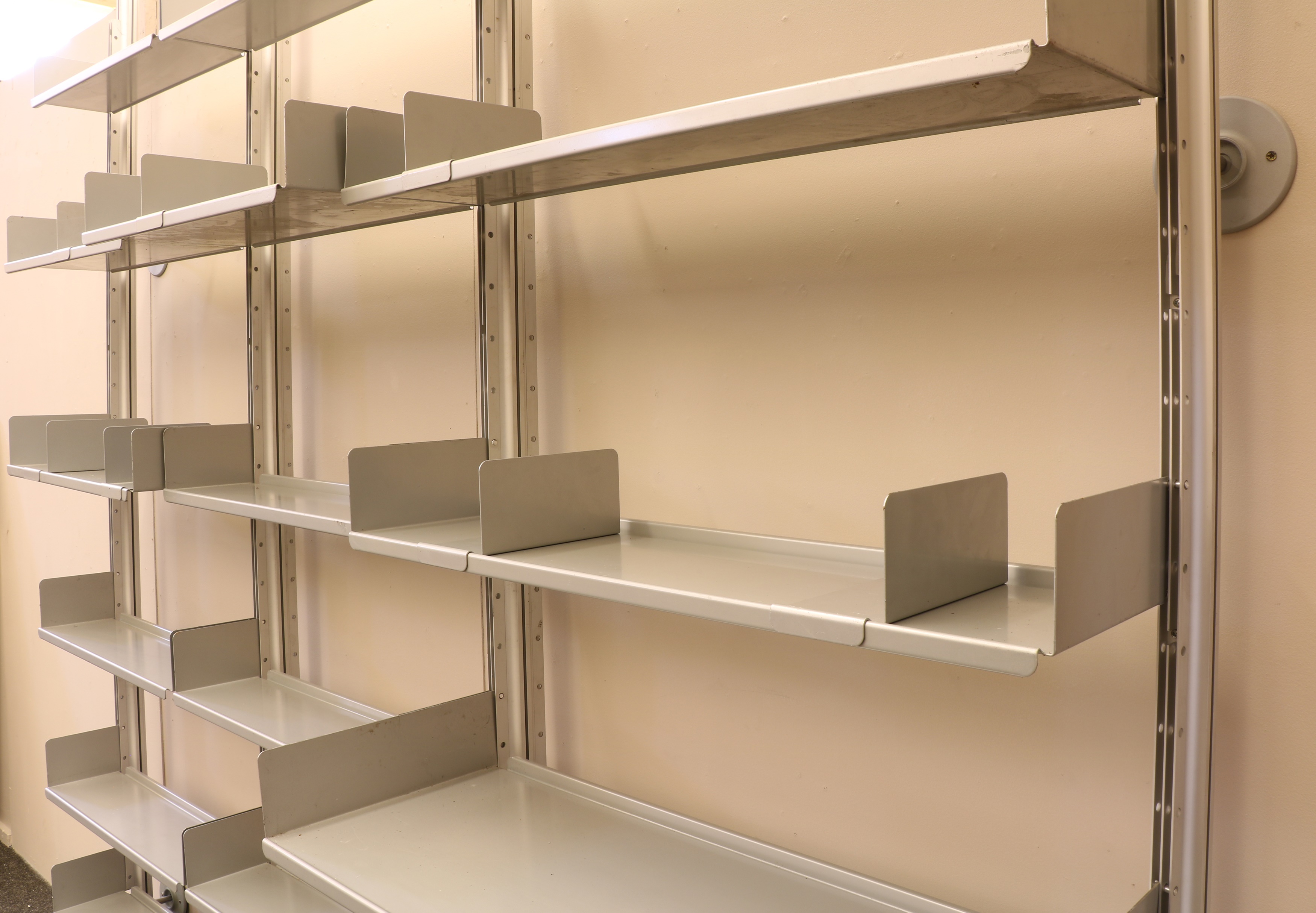 Lot 604 - A '606 Universal' shelving system,