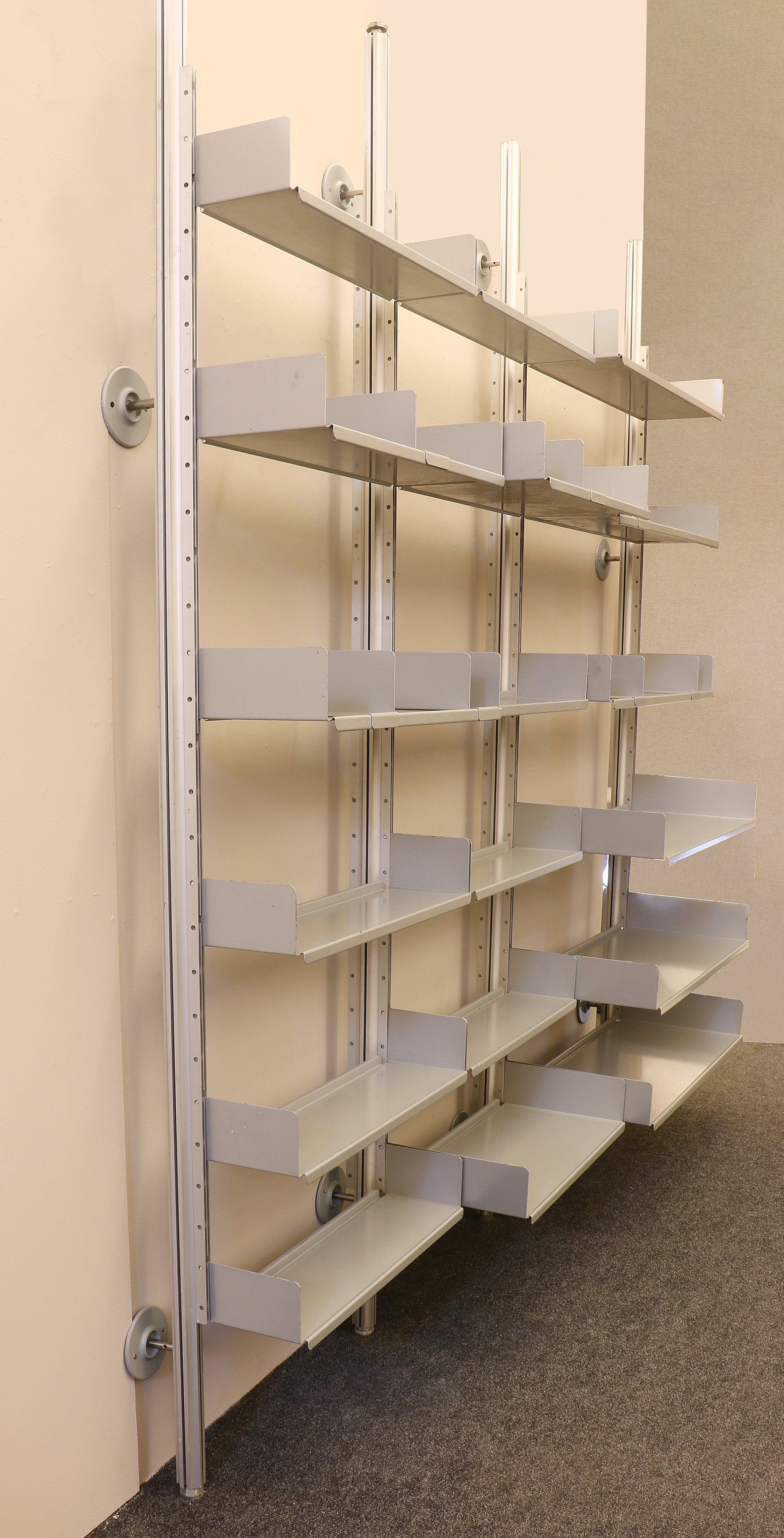 Lot 604 - A '606 Universal' shelving system,