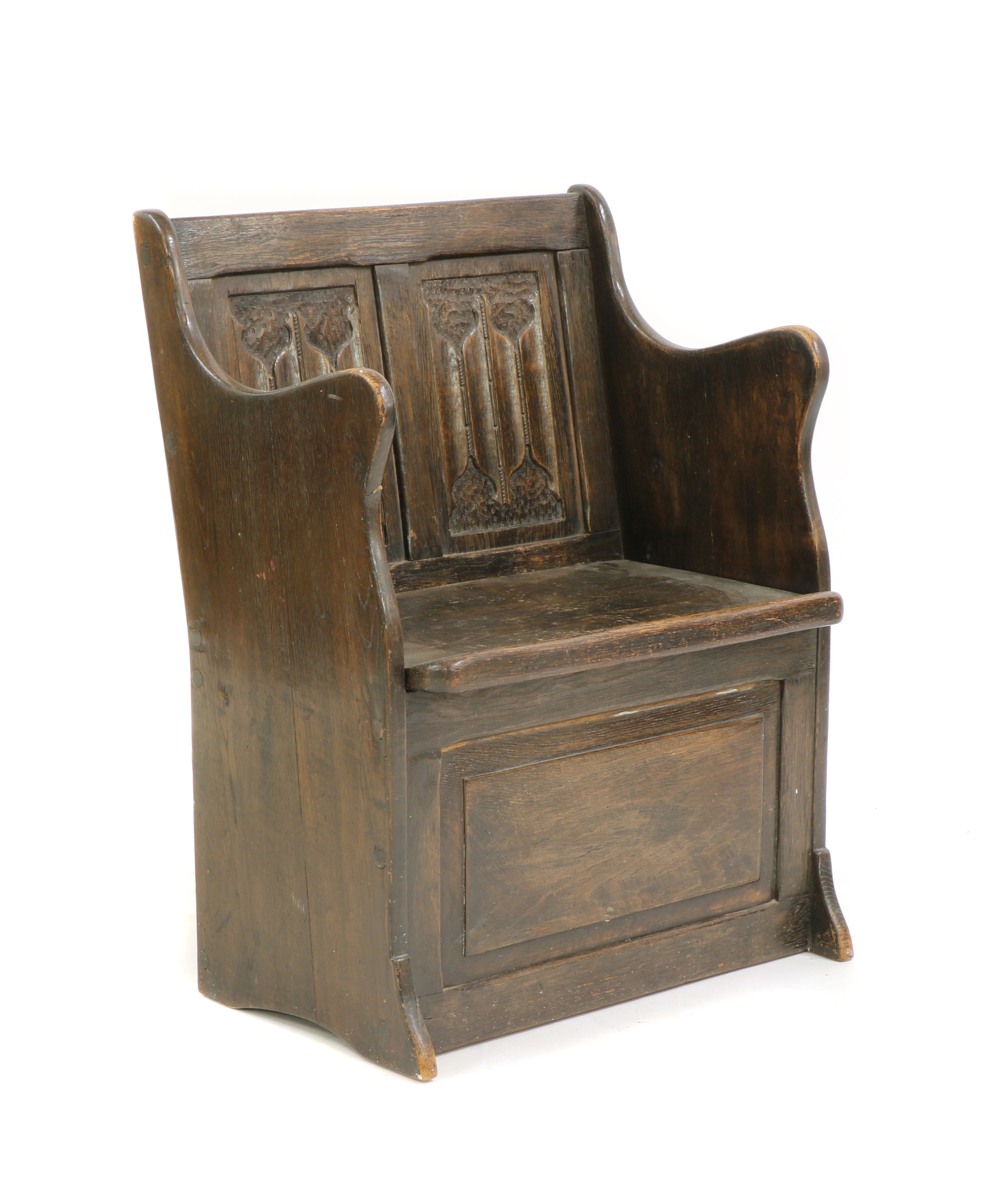 Lot 261 - A small oak monks bench,