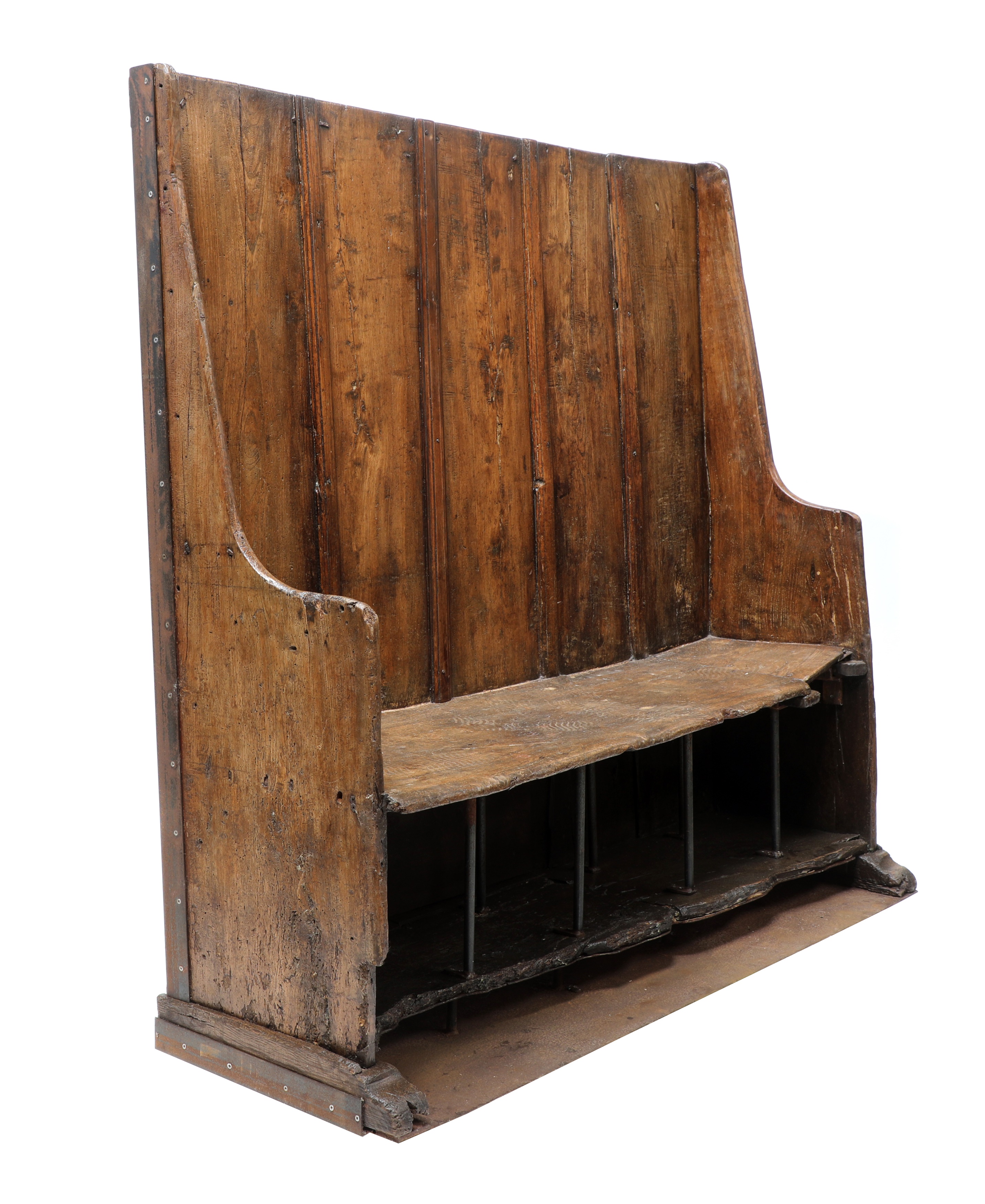 Lot 517 - A rustic elm settle,