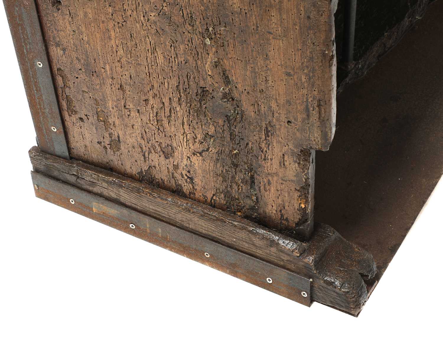 Lot 517 - A rustic elm settle,