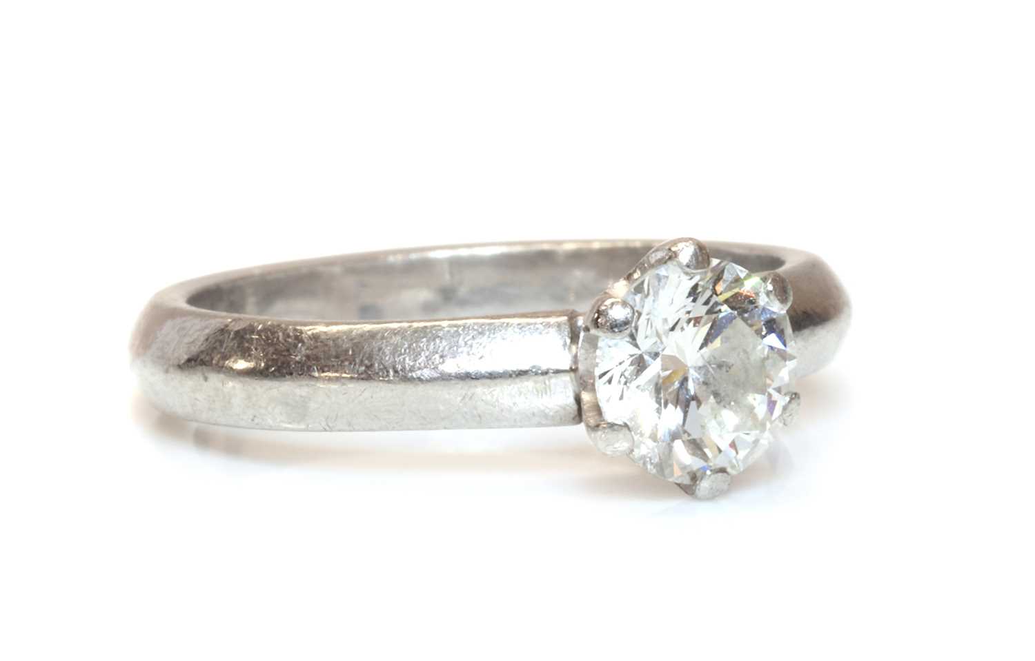 Lot 433 - A platinum single stone diamond ring,