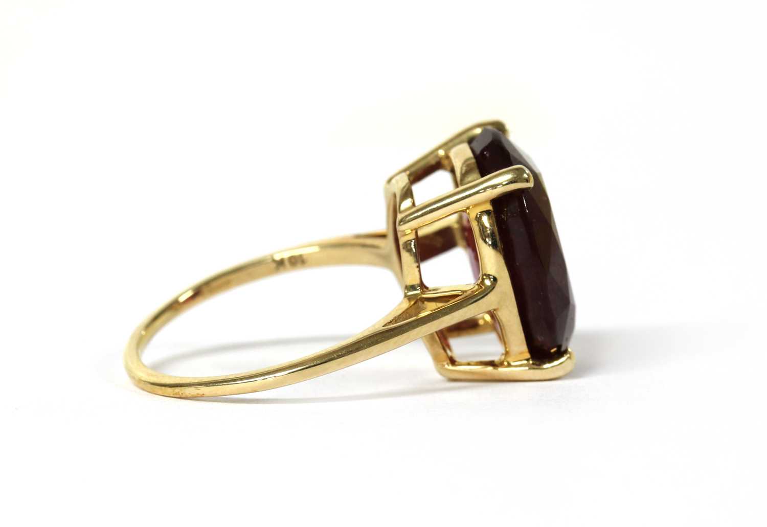 Lot 89 - A 9ct gold single stone fracture filled ruby