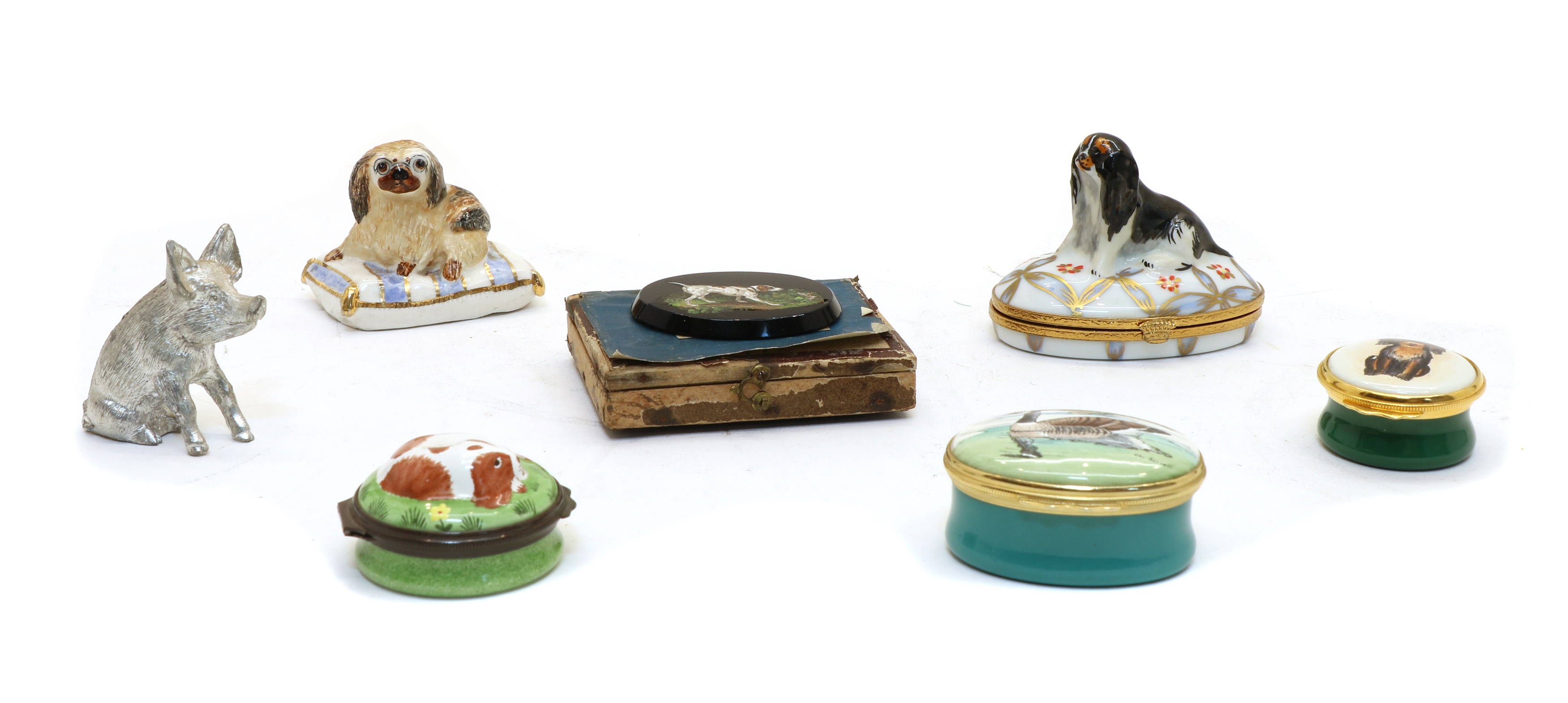 Lot 72 - A Halcyon Days pill box,