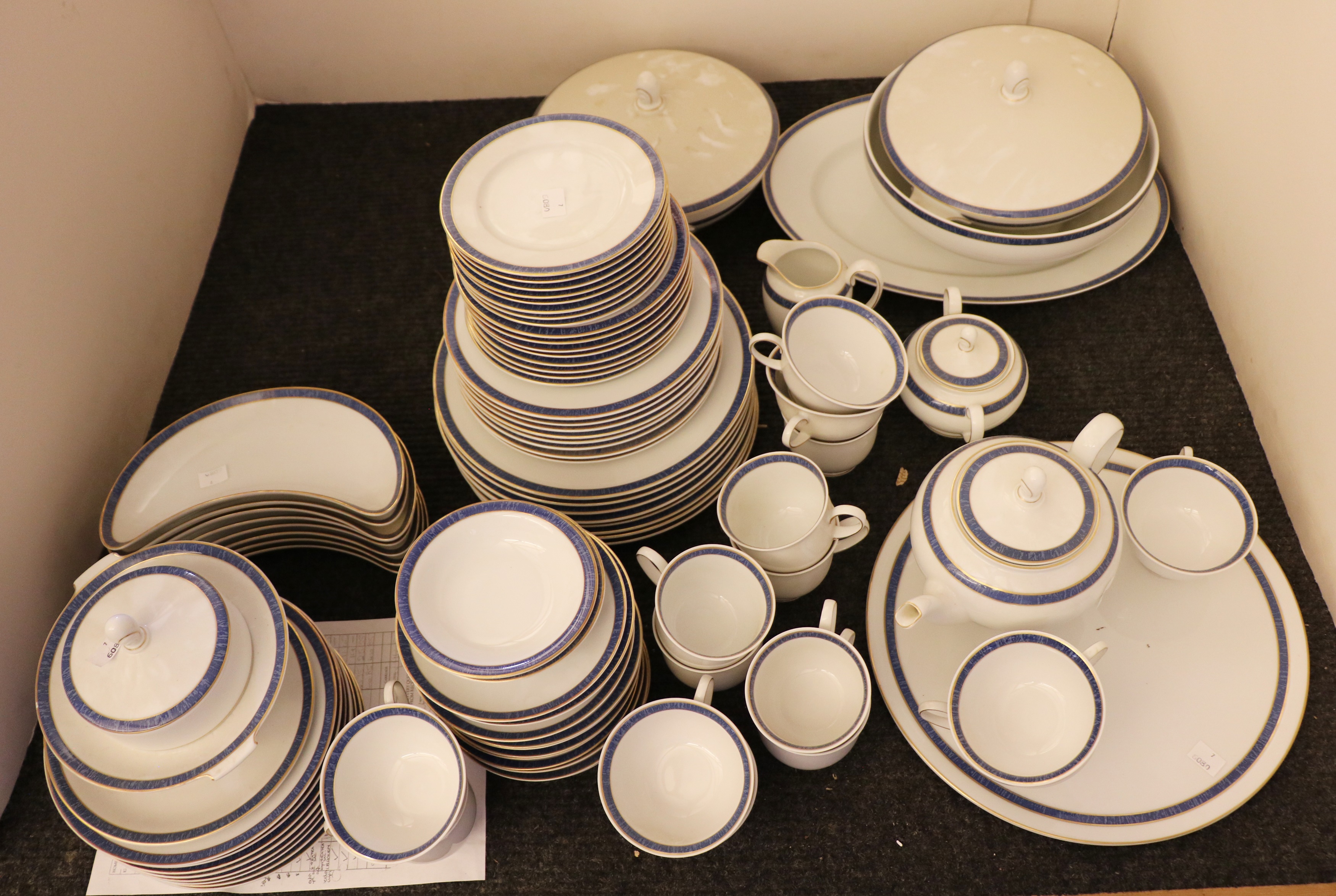 Lot 201 - An extensive Rosenthal 'Classic Rose'