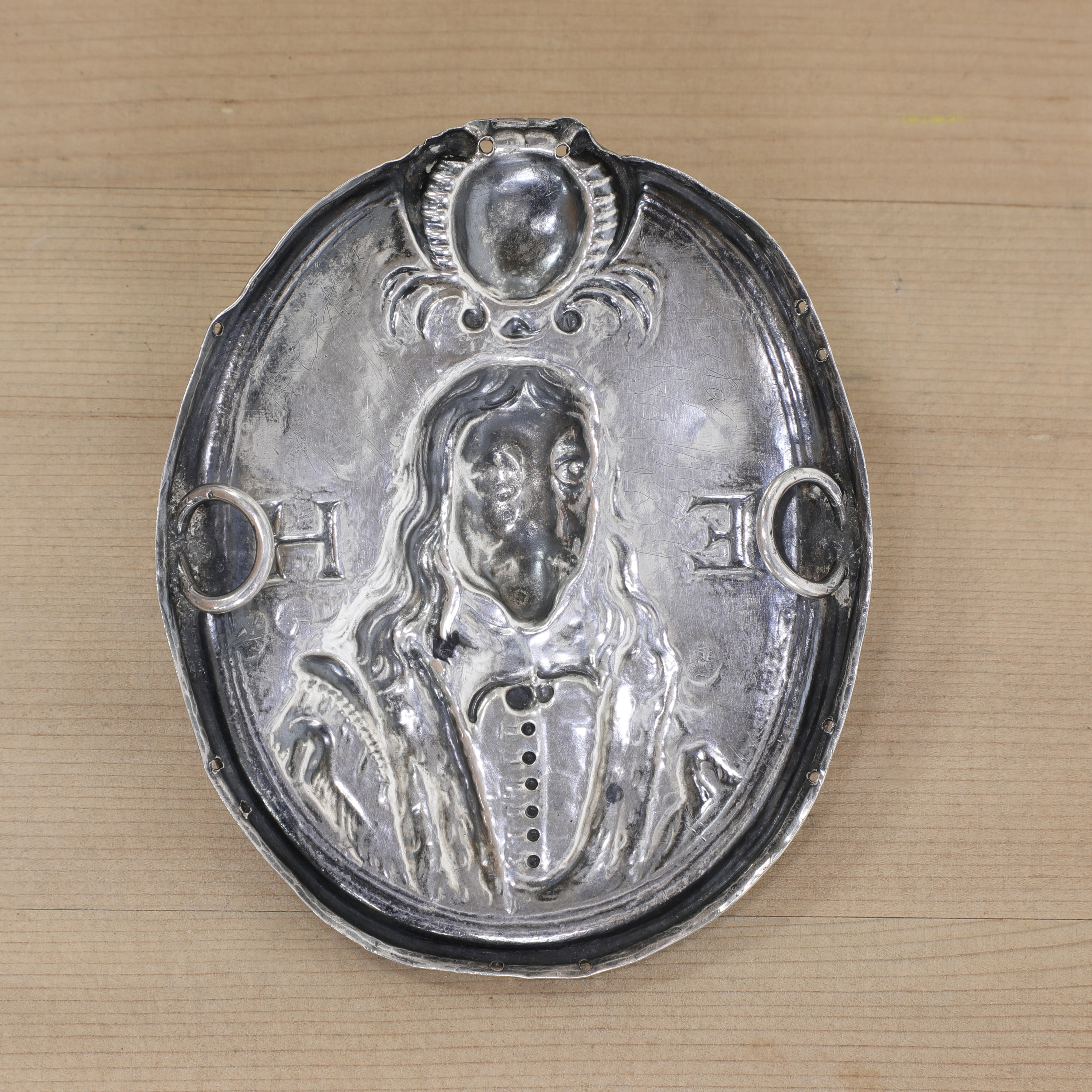 Lot 324 - A Queen Anne Britannia standard silver alms