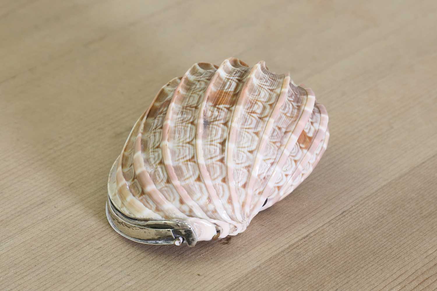 Lot 655 - An imperial harp shell box,