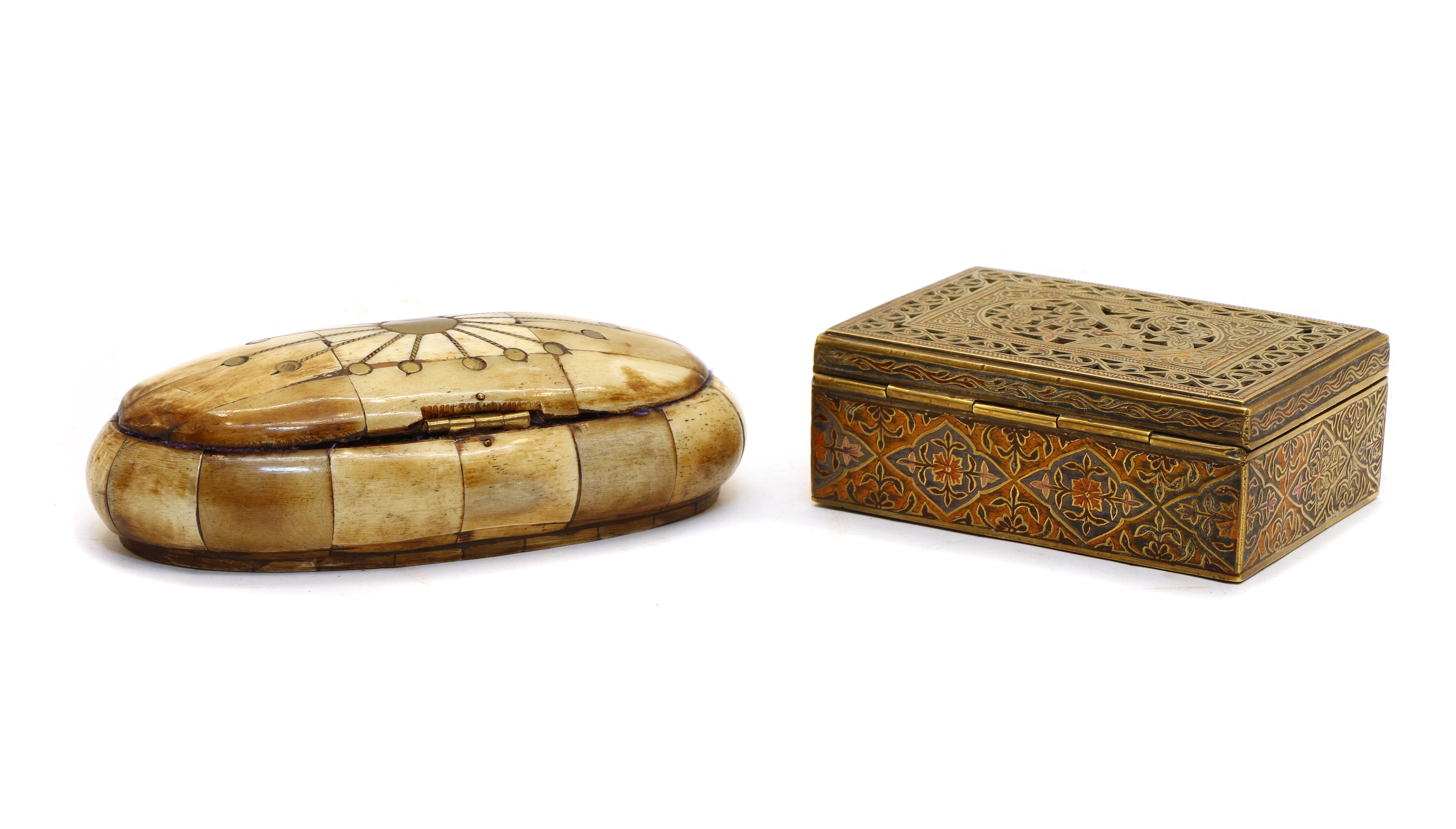 Lot 122 - A carved horn box,