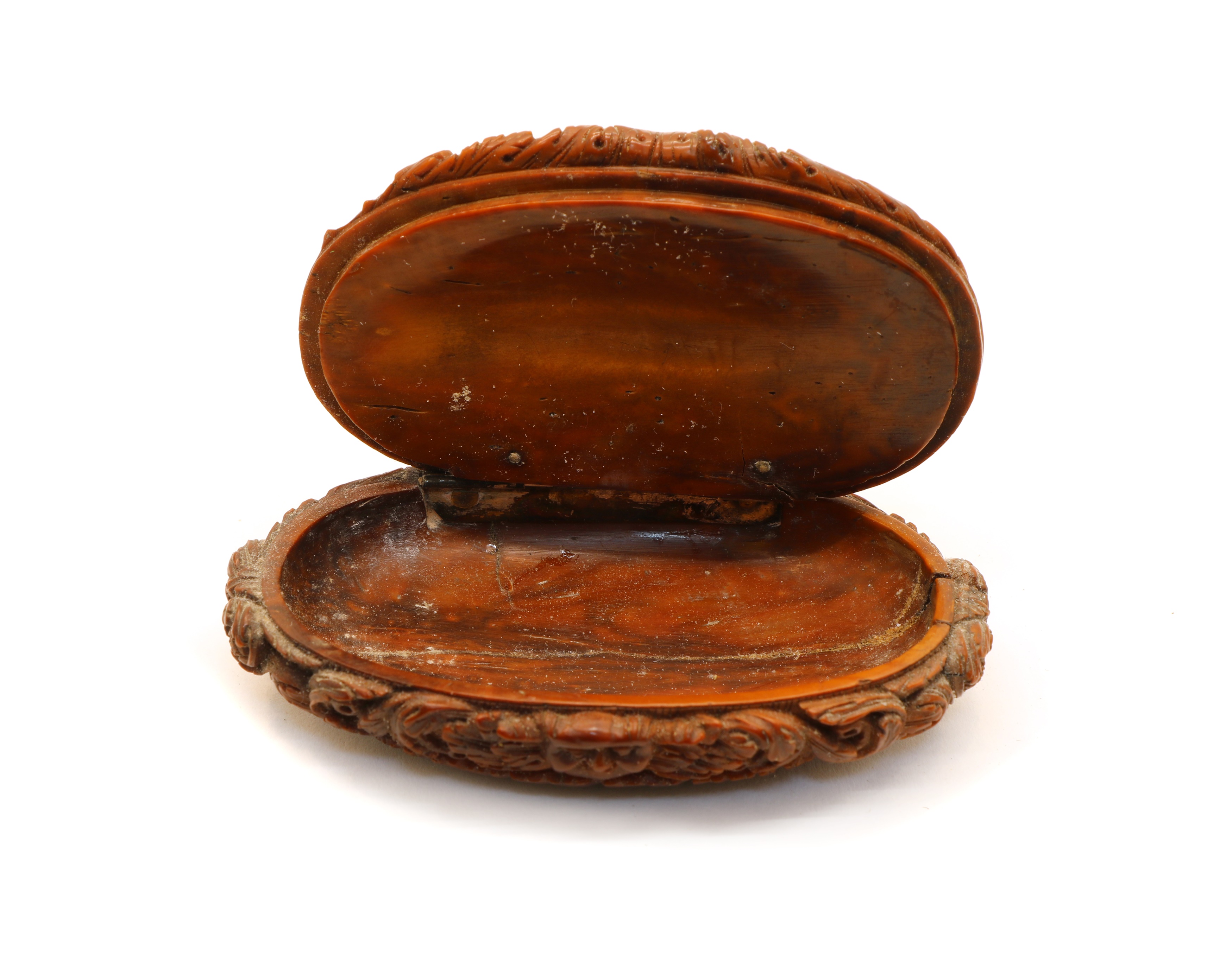 Lot 78 - A coquilla nut snuff box,