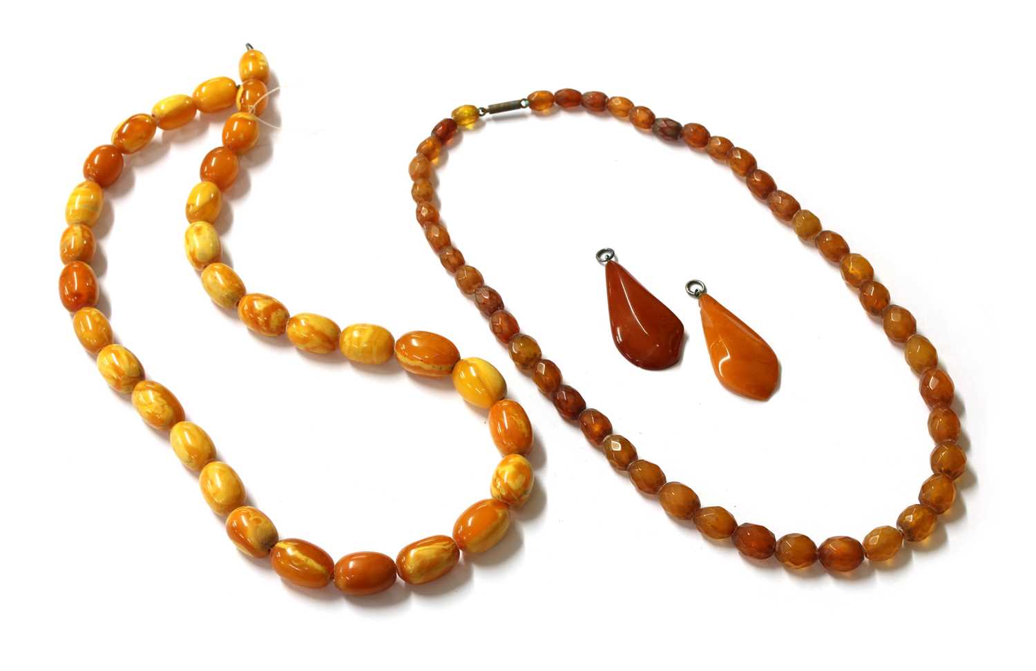 A single row graduated butterscotch amber bead necklace | Barnebys