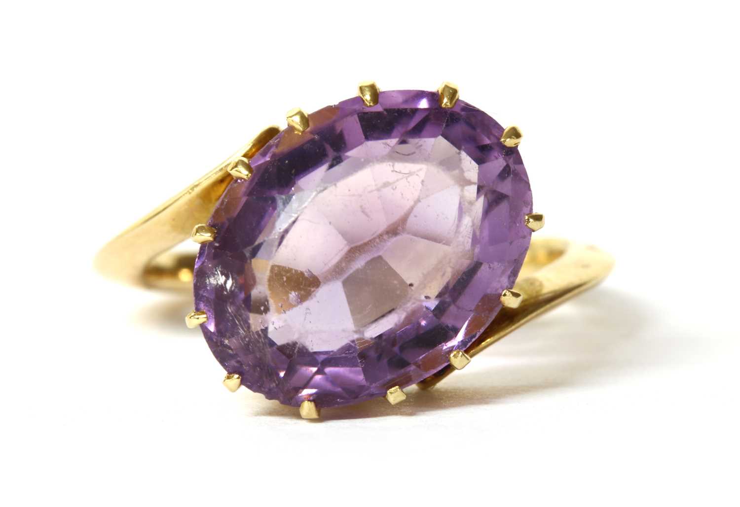 Lot 14 - A gold single stone amethyst ring,