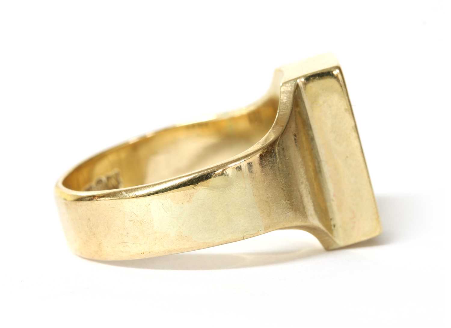 Lot 82 - A 9ct gold ring,