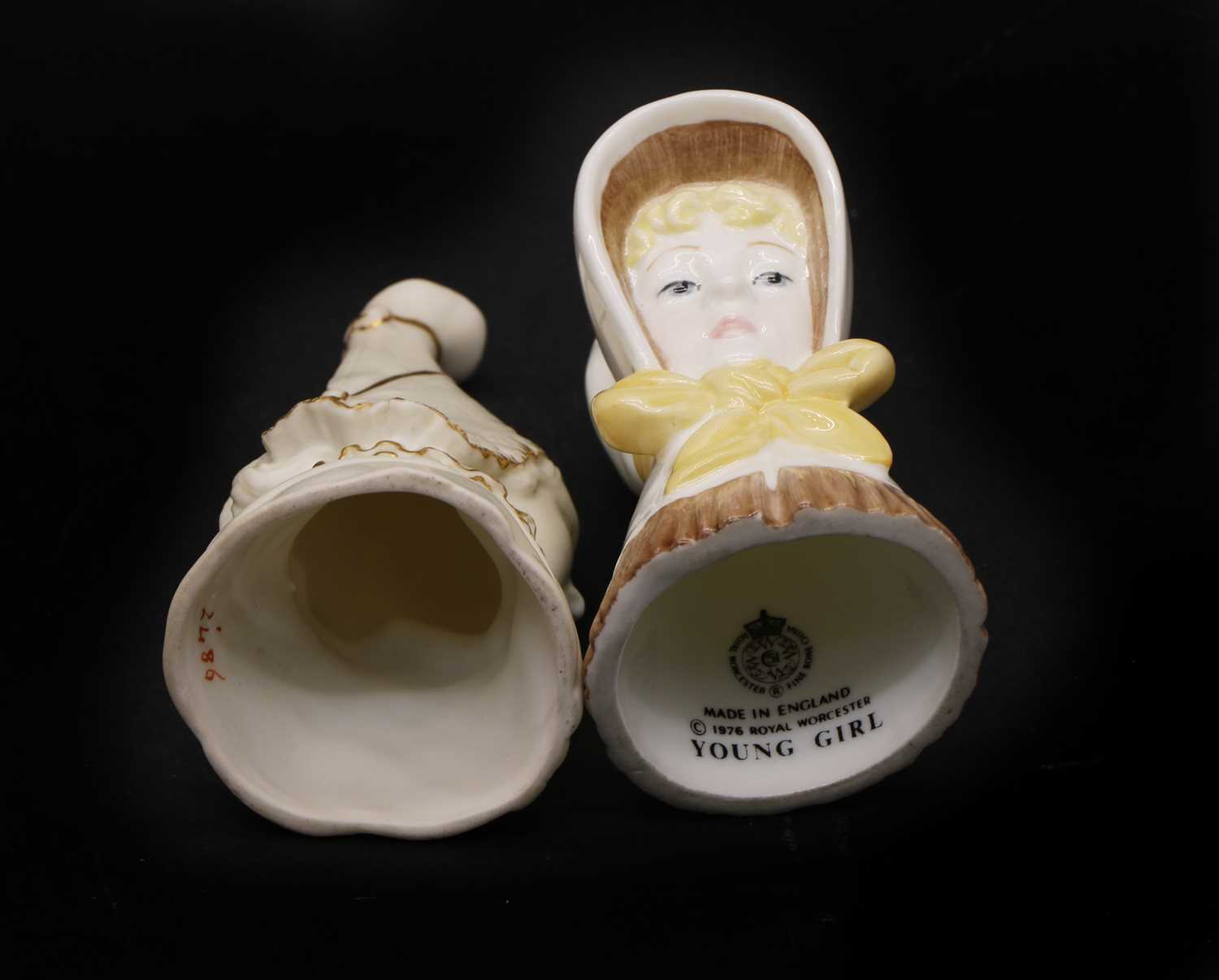 Lot 98 - A Grainger Worcester porcelain candle snuffer,