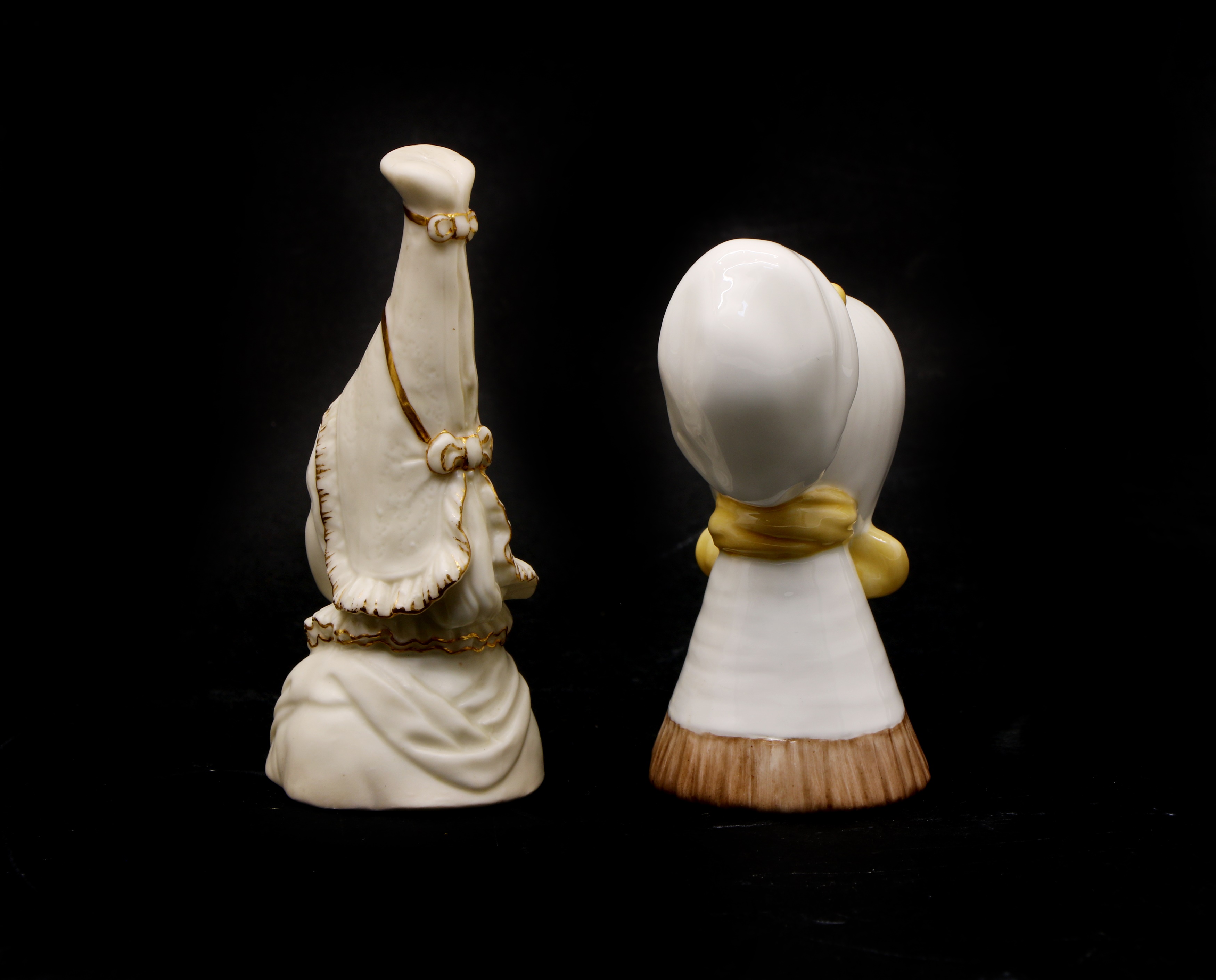 Lot 98 - A Grainger Worcester porcelain candle snuffer,