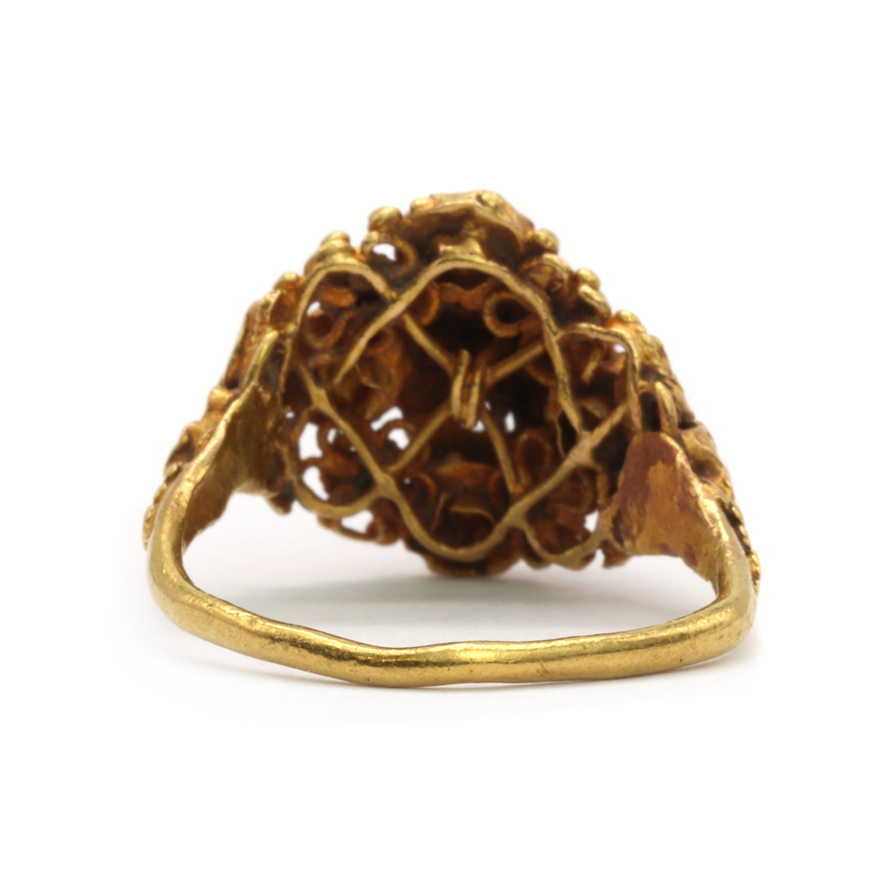 Lot 23 - A gold Thai princess ring,
