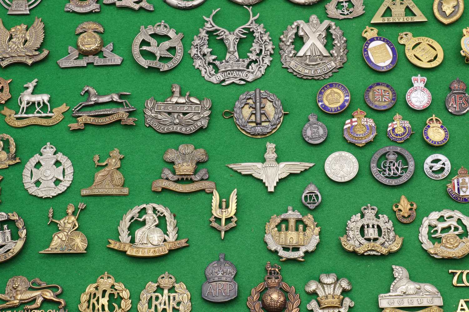 Lot 234 - A large collection of military cap badges
