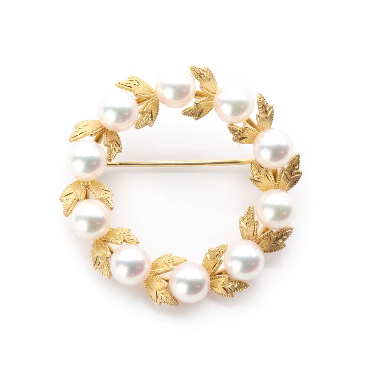 Lot 1333 - An 18ct gold cultured pearl wreath brooch,
