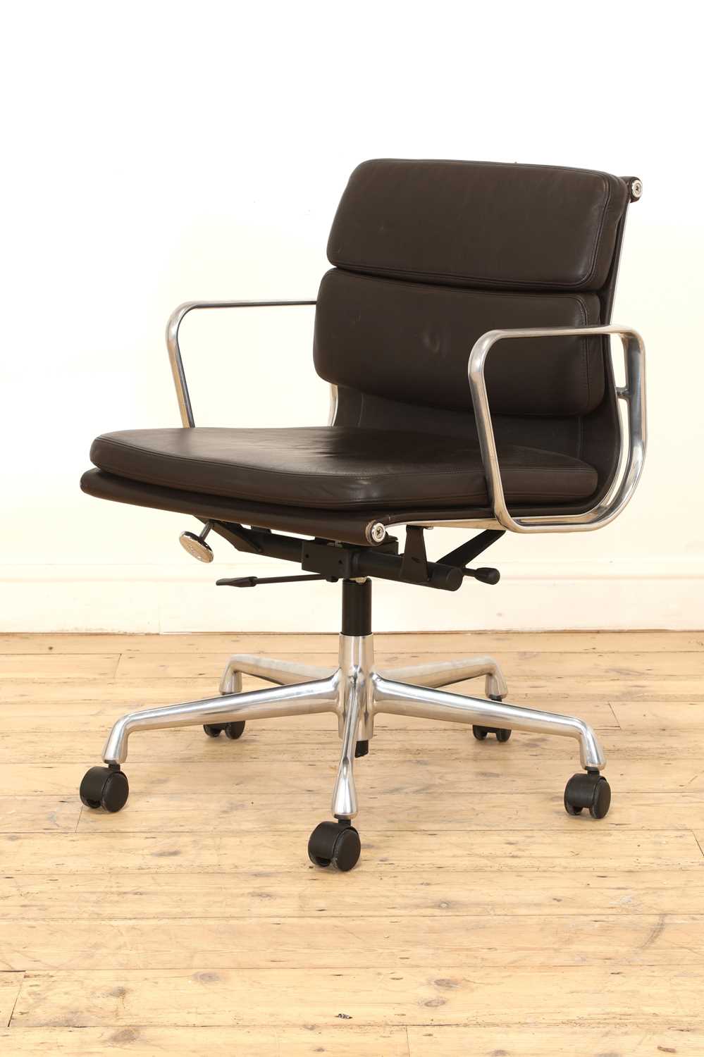 Lot 508 - An Eames 'EA217 Aluminium Group' desk chair,