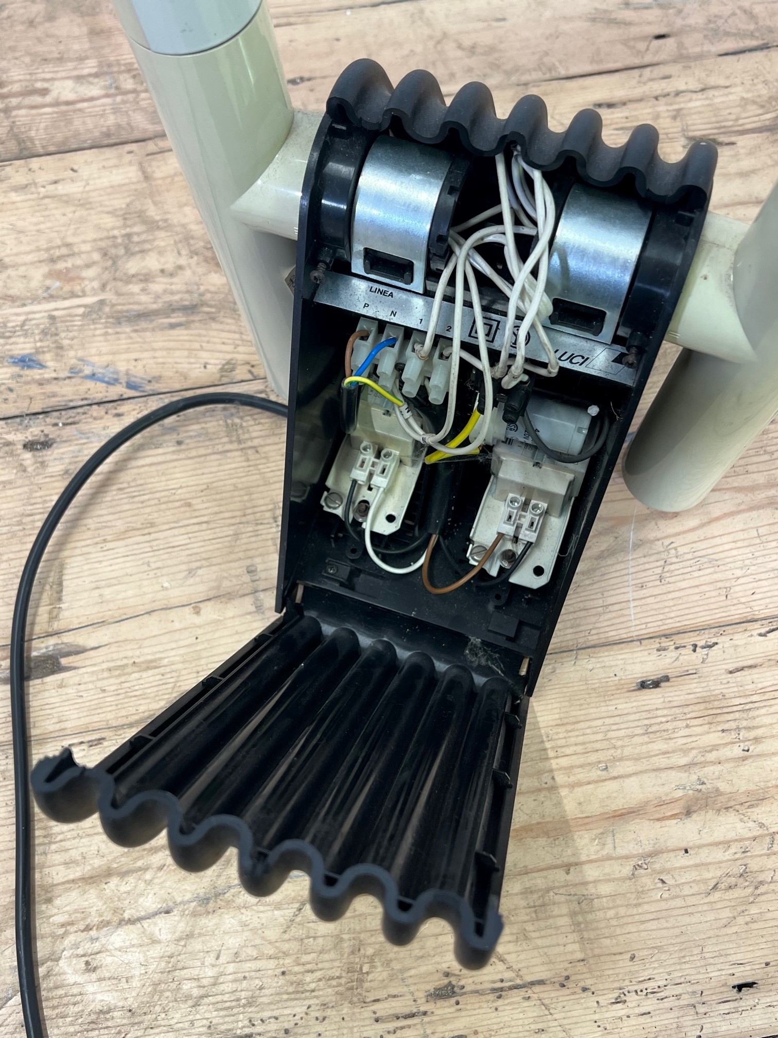 Lot 550 - A 'Sistema Flu' multi lamp,