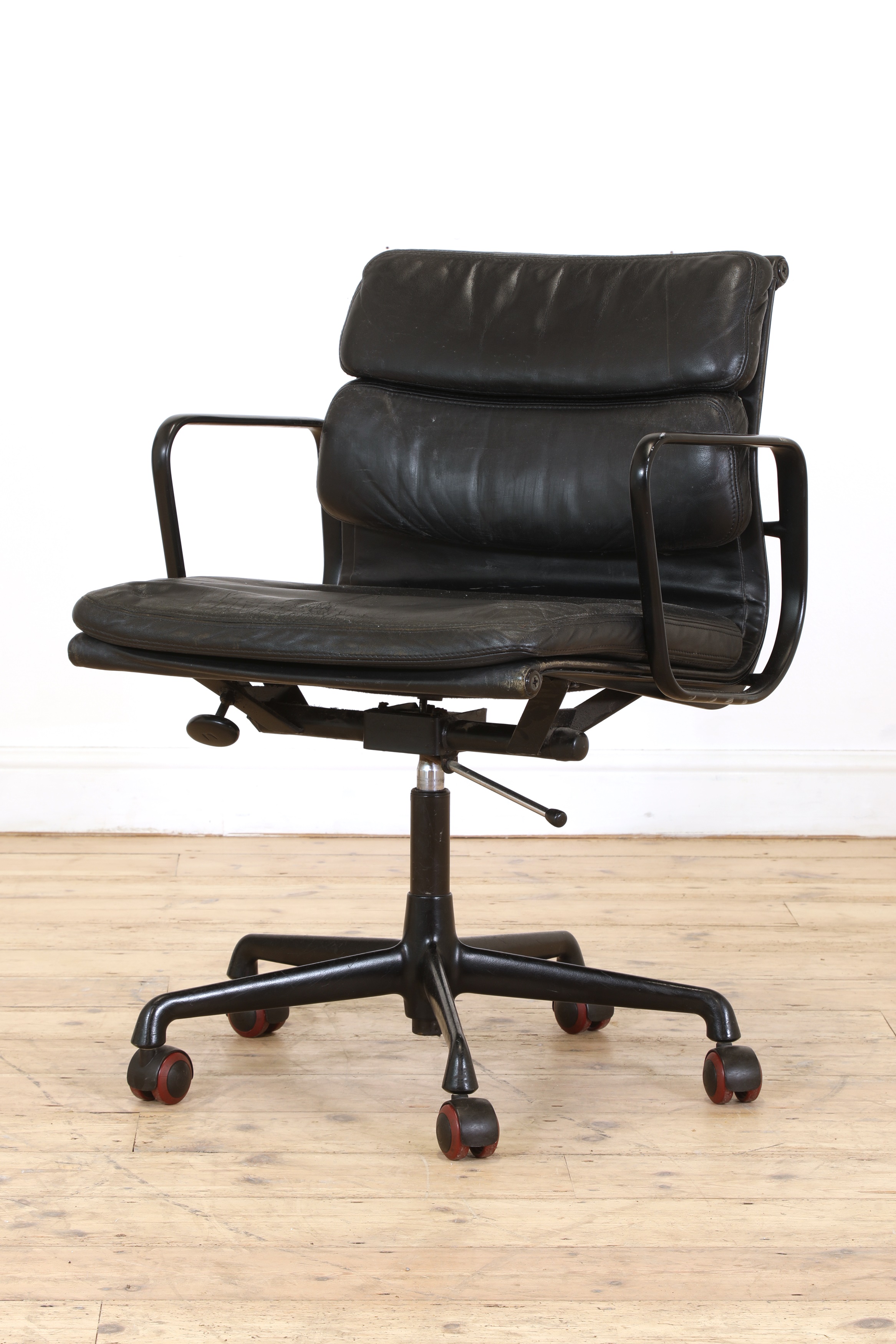 Lot 432 - A Herman Miller International Vitra desk