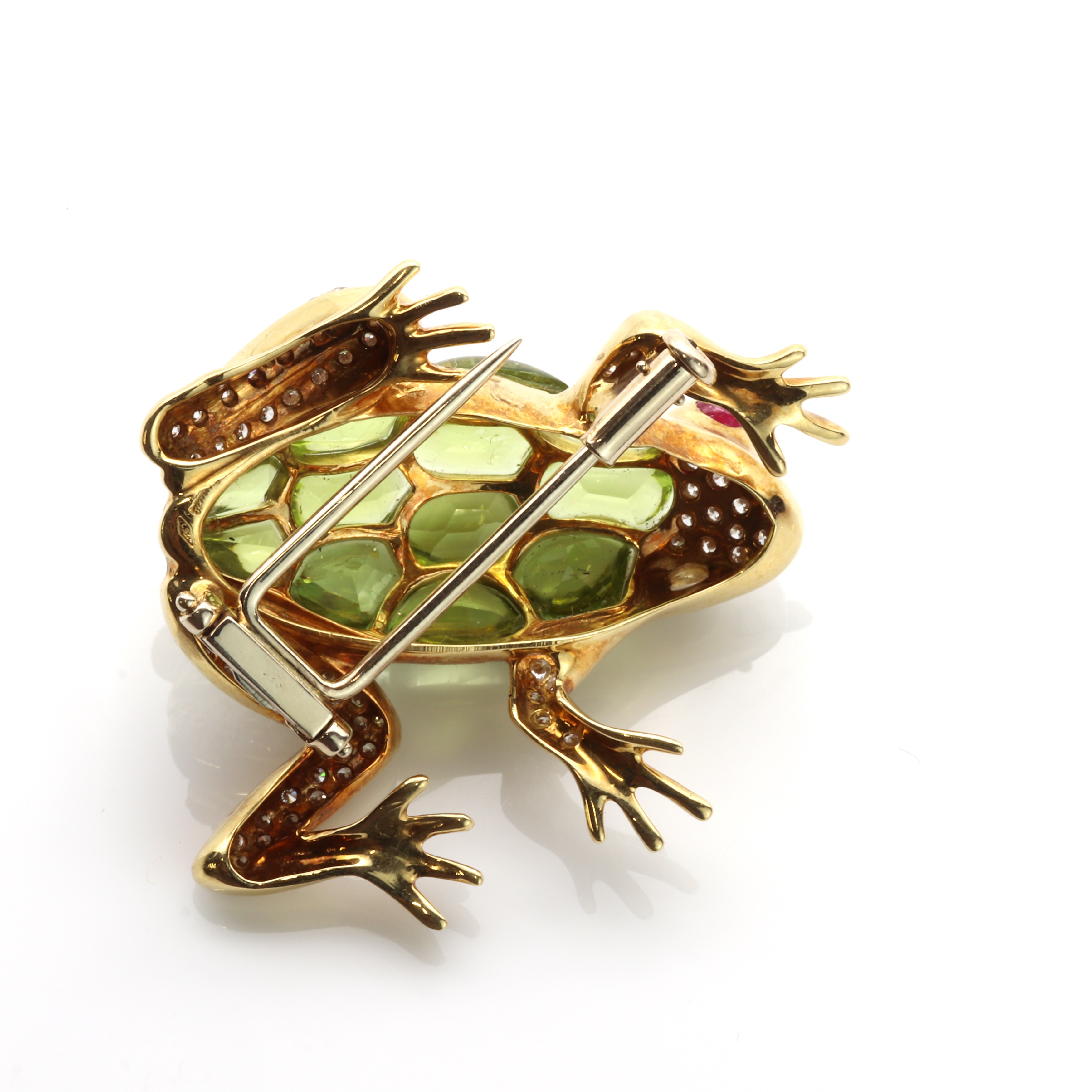 Lot 261 - An 18ct gold peridot, ruby and diamond frog