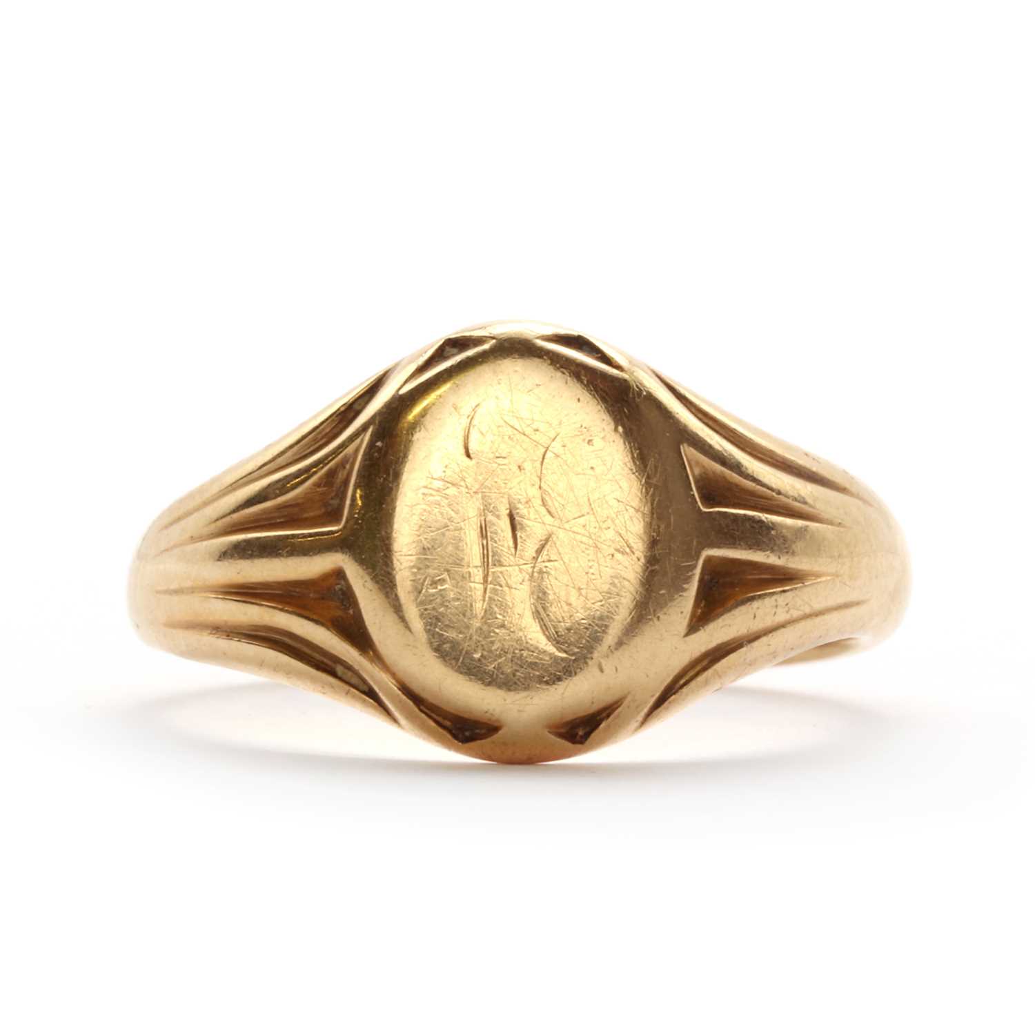Lot 271 - An oval signet ring,