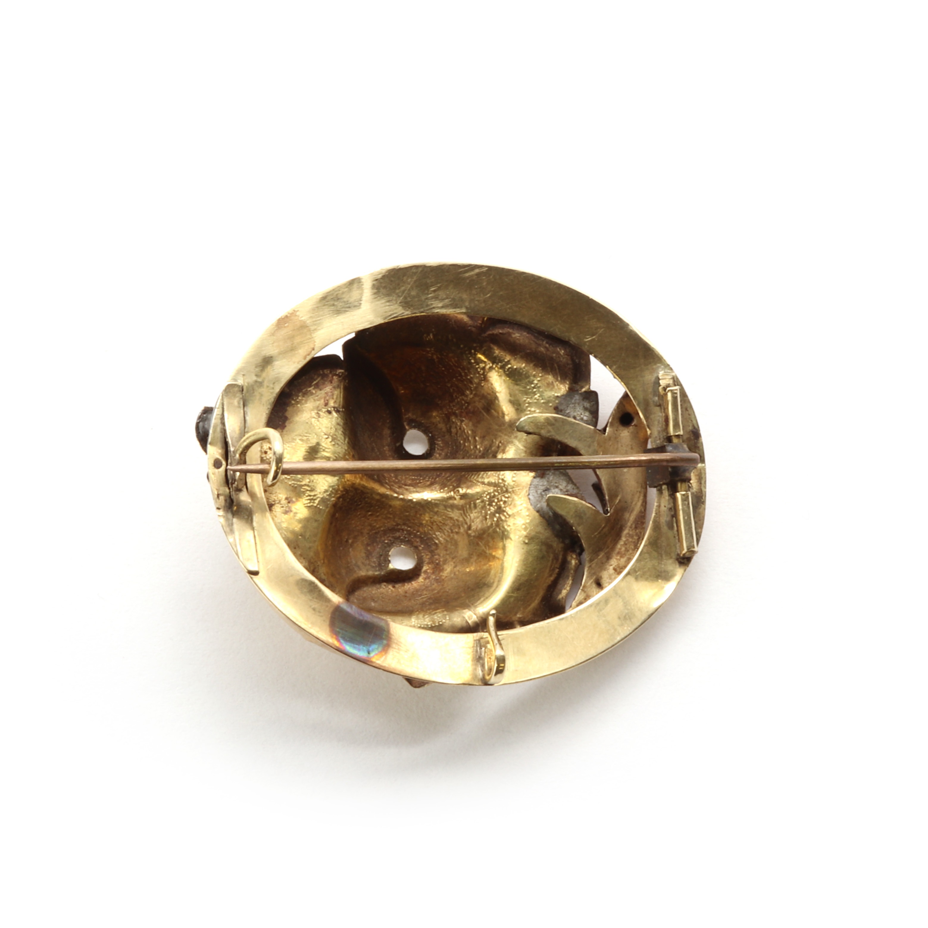 Lot 5 - A gold leaf design brooch,