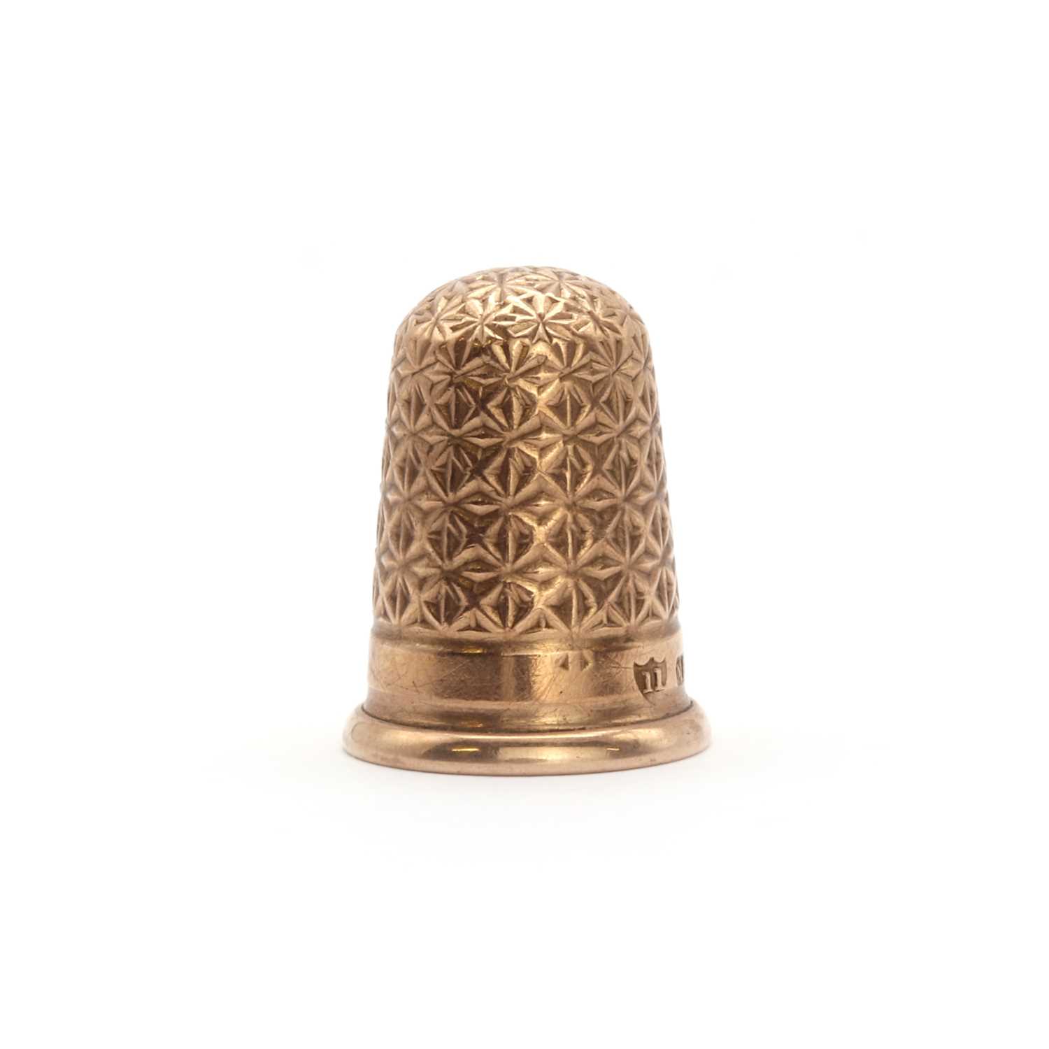 Lot 34 - A 9ct gold engraved thimble,