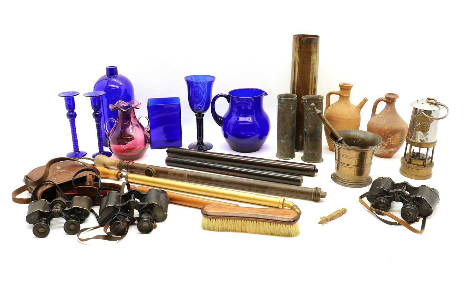 Lot 162 - A collection of items,