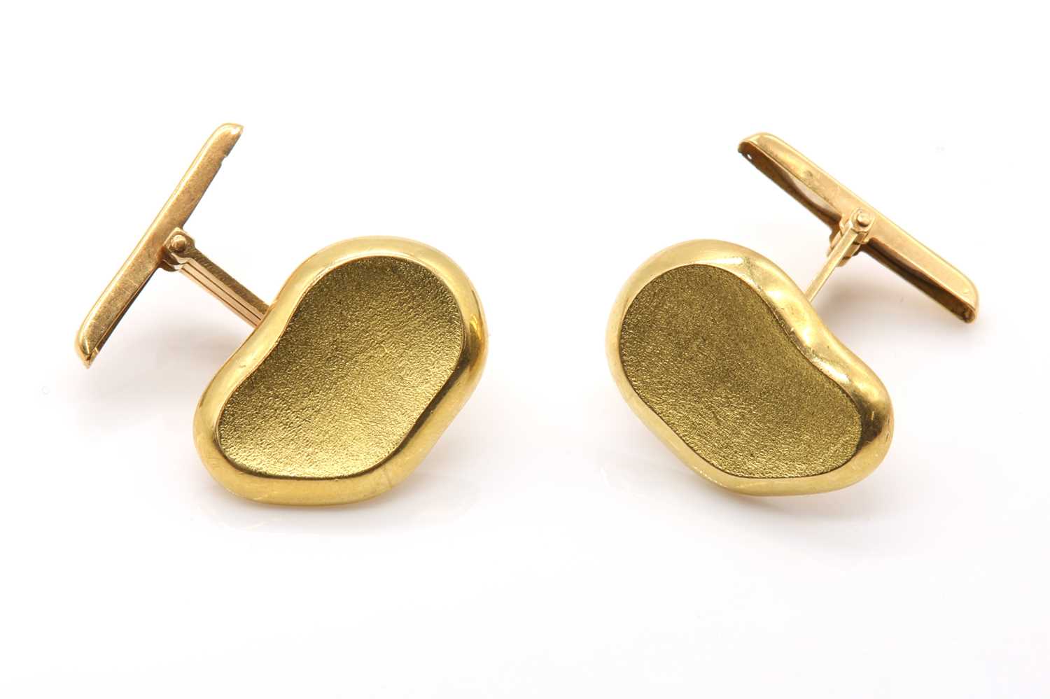 Lot 476 - A pair of cloud form swivel cufflinks,