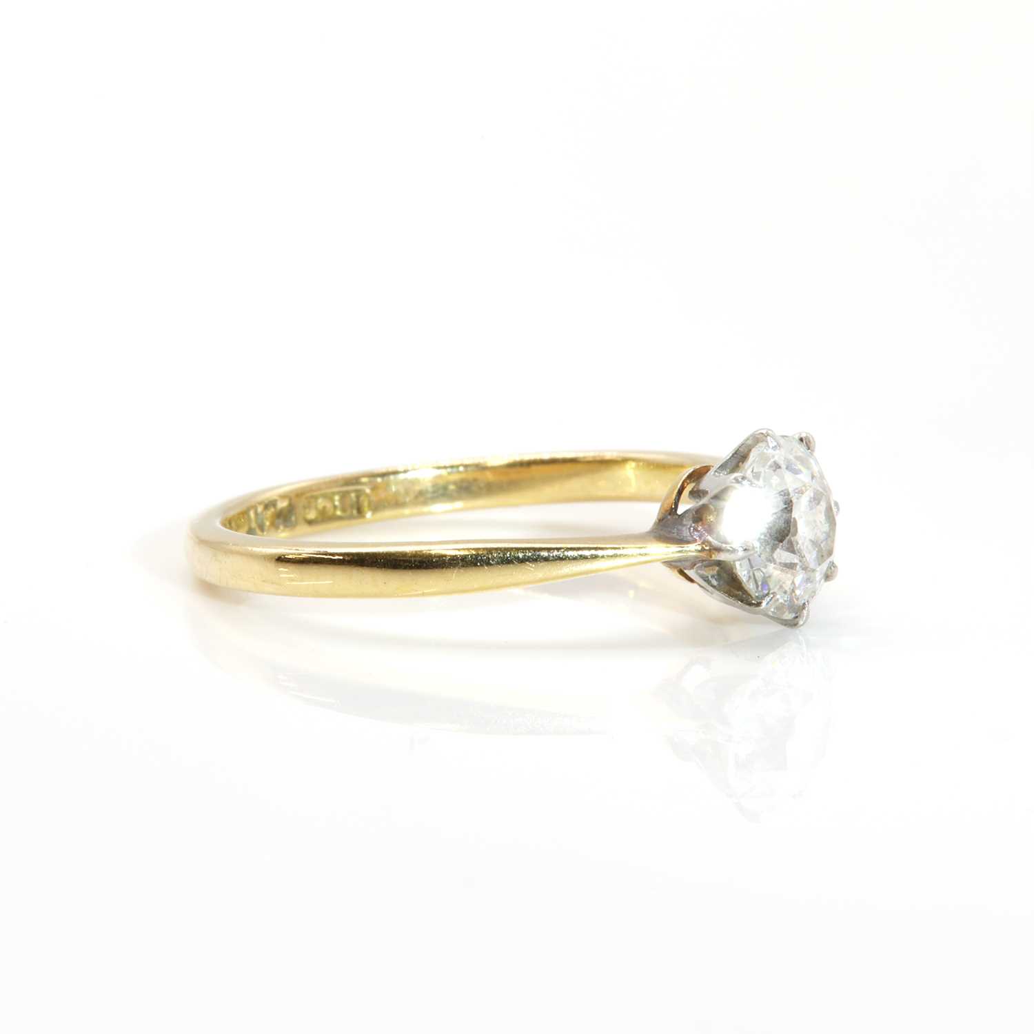 Lot 421 - A single stone diamond ring,