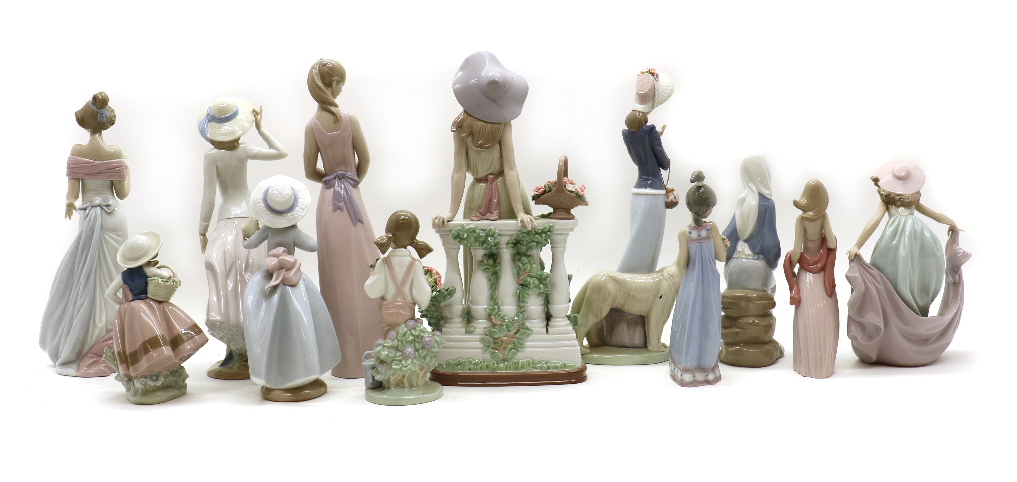 Lot 260 - A collection of Lladro porcelain figures