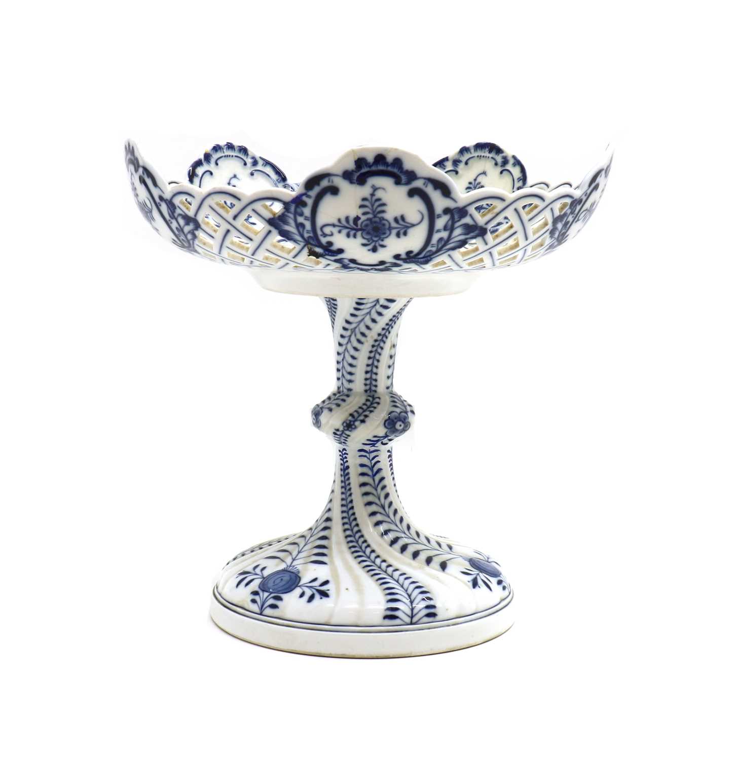 Lot 102 - A Meissen porcelain 'Onion' pattern tazza,