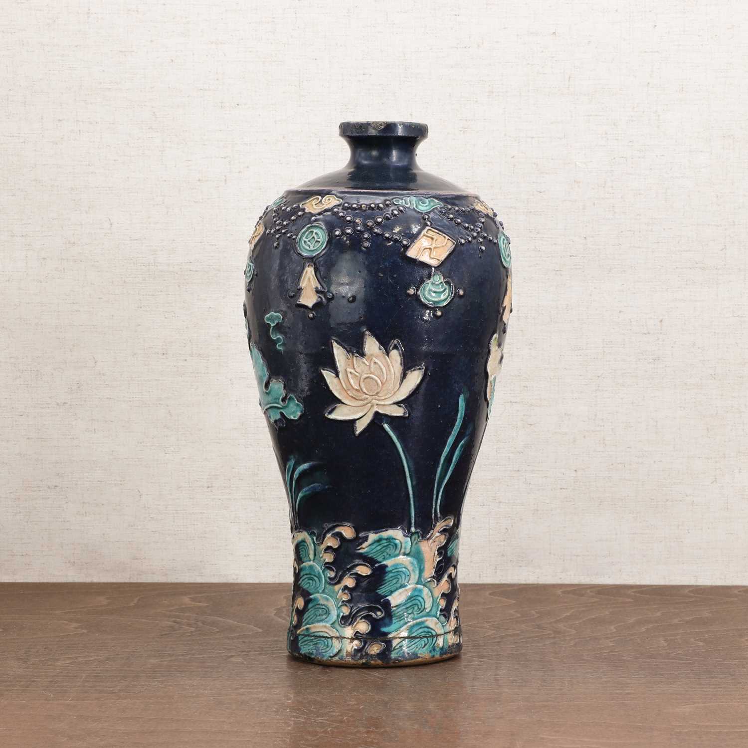 Lot 28 - A Chinese fahua-glazed meiping,