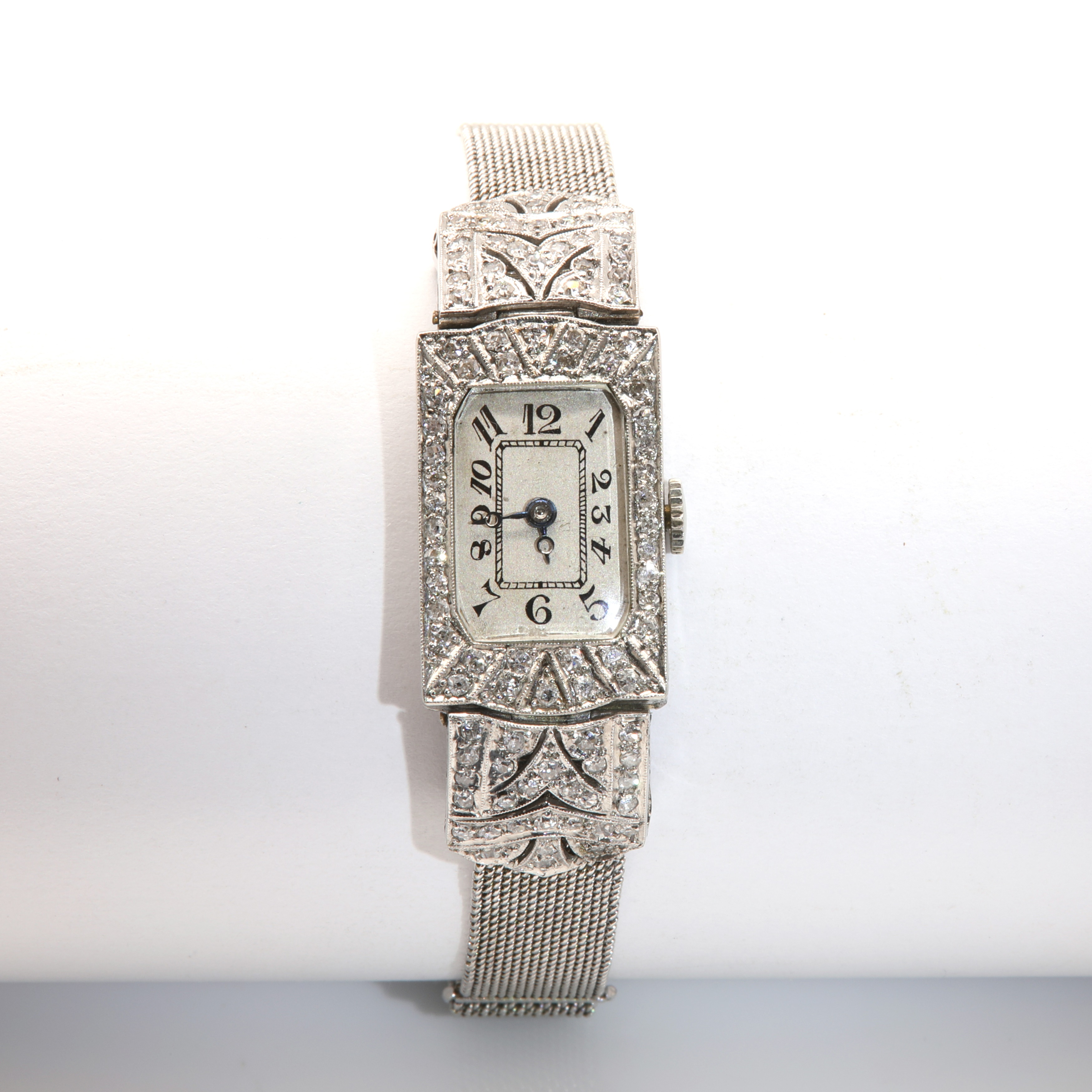Lot 151 - A Swiss Art Deco diamond set Vertex