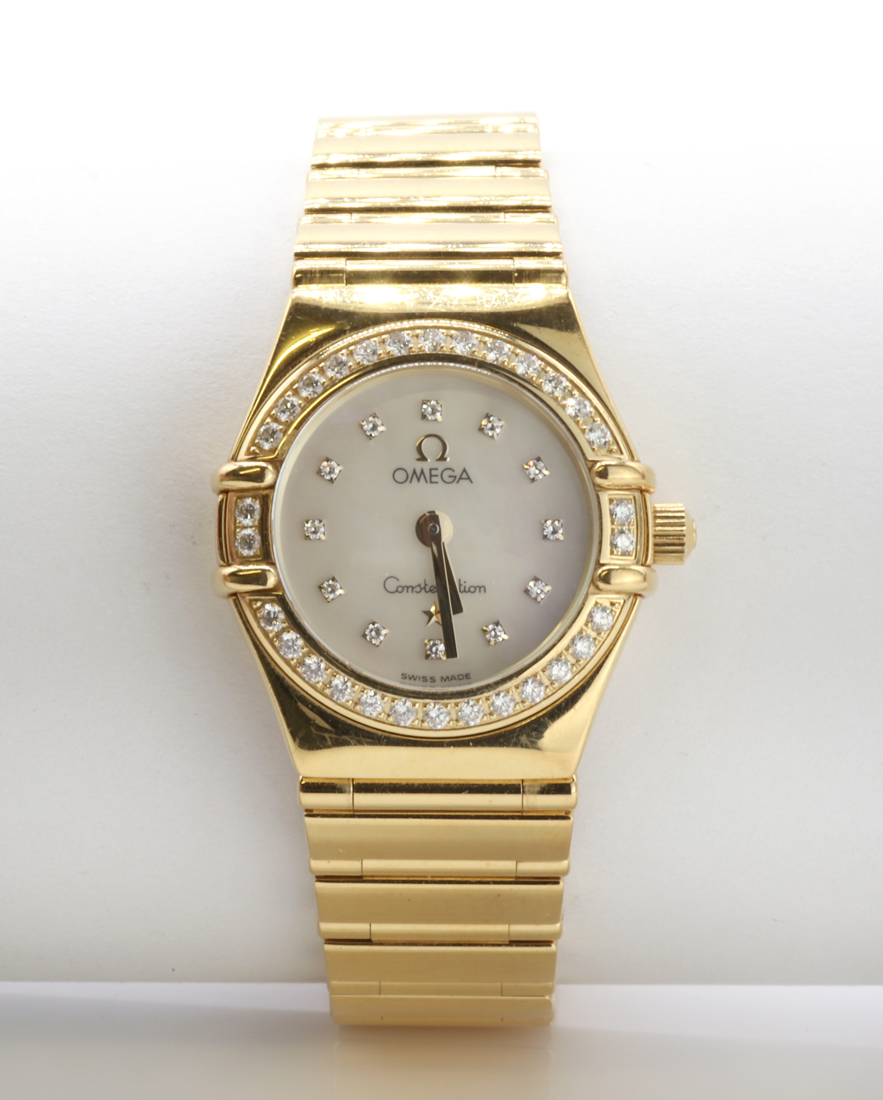 Lot 281 - A ladies' 18ct gold diamond set Omega