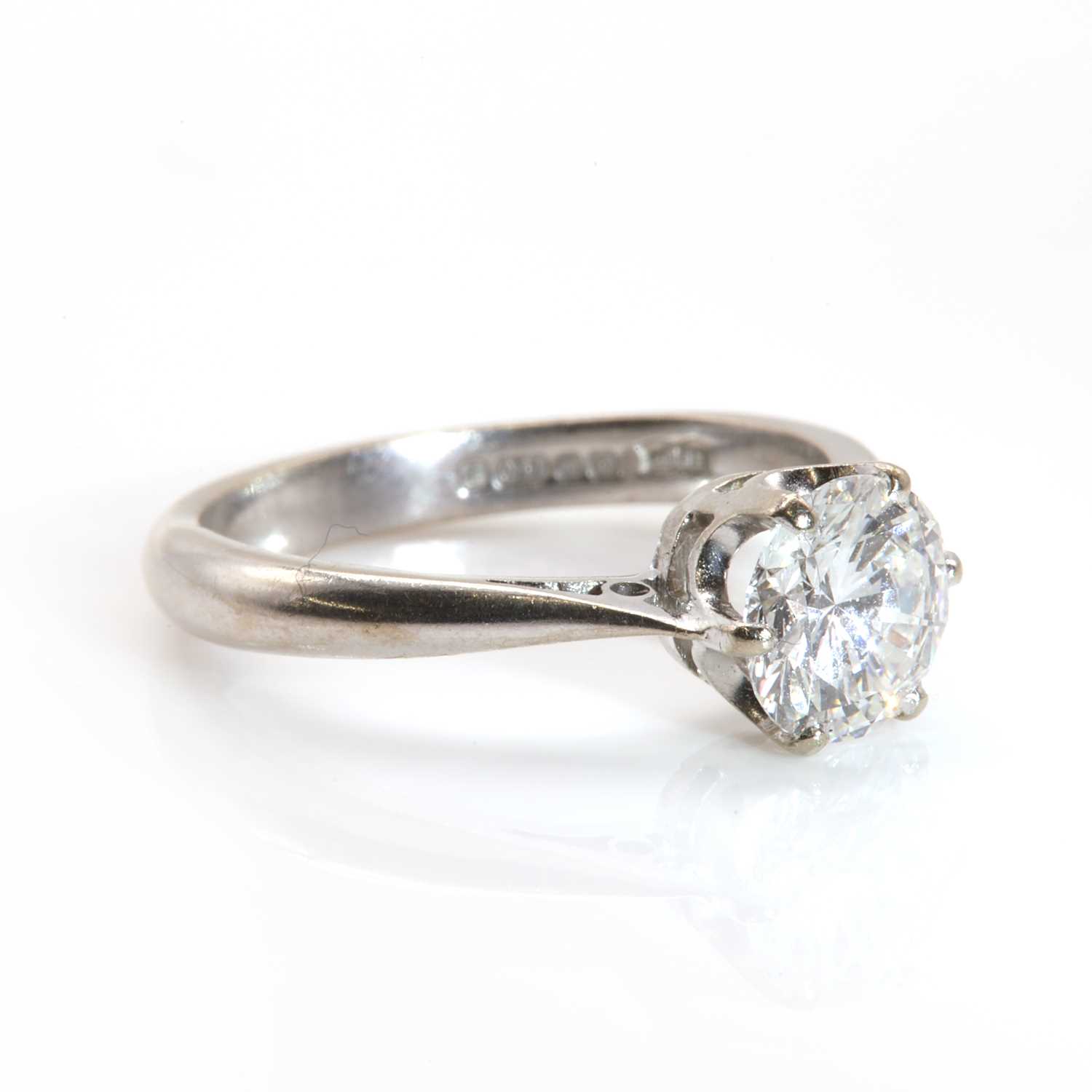 Lot 319 - An 18ct white gold single stone diamond ring,
